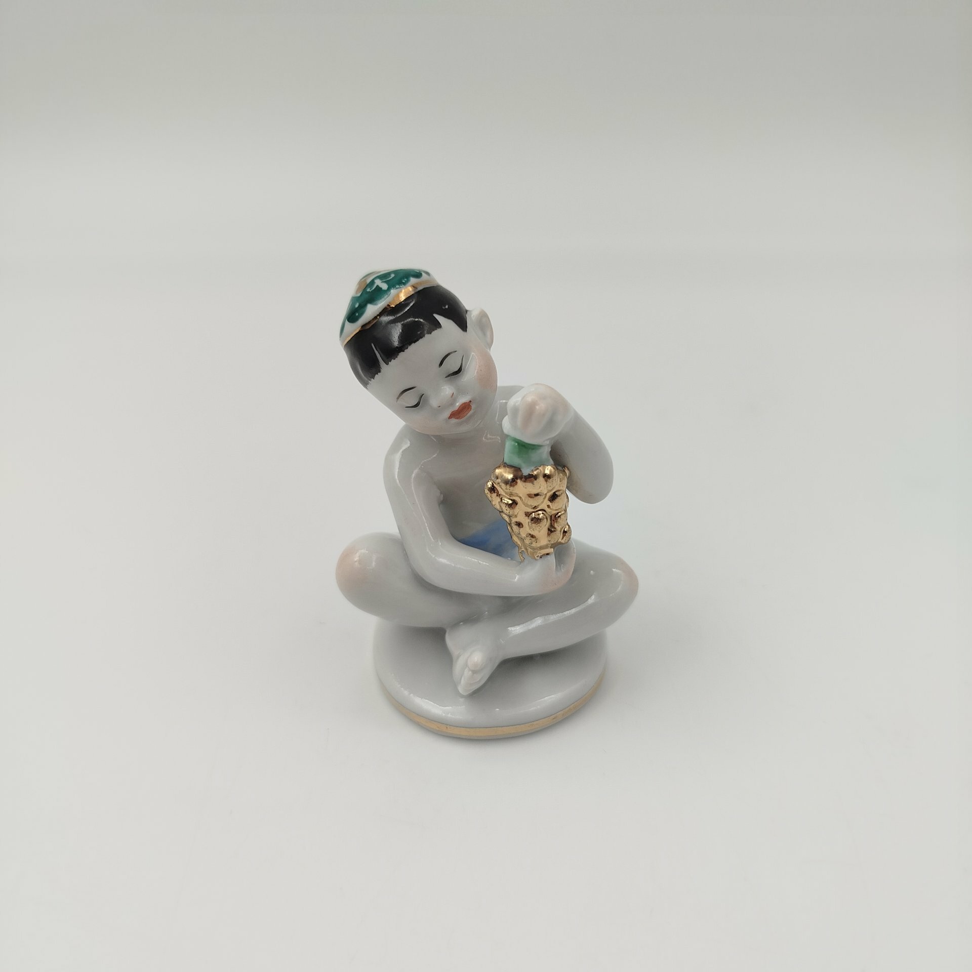 Статуэтка "Мальчик с виноградом" из серии "Счастливое детство"