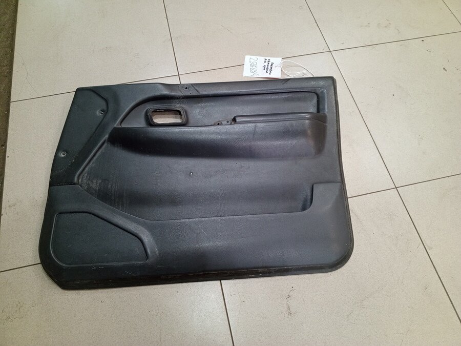 Обшивка двери передней правой от Mitsubishi Pajero, Montero 2 1991-2004
