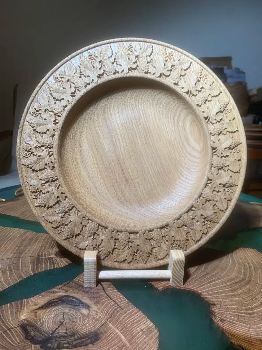 Деревянная тарелка резная 30 см из цельного дуба