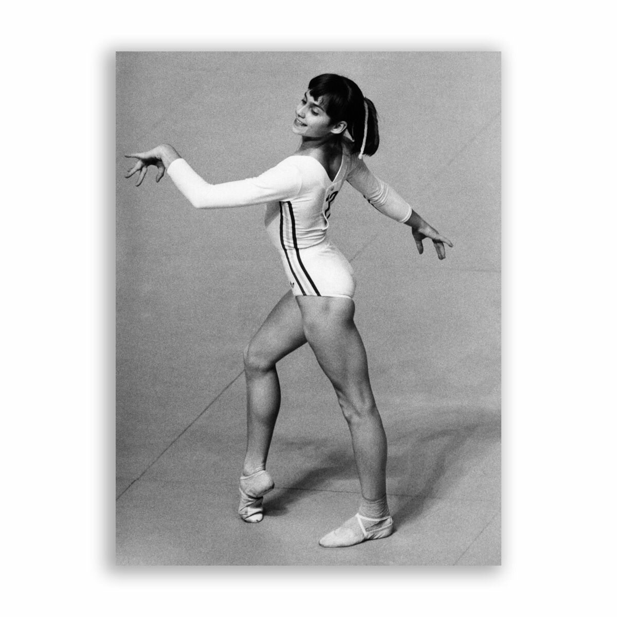 Постер, плакат на бумаге / Надя Комэнеч - Гимнастка / Размер 40 x 53 см