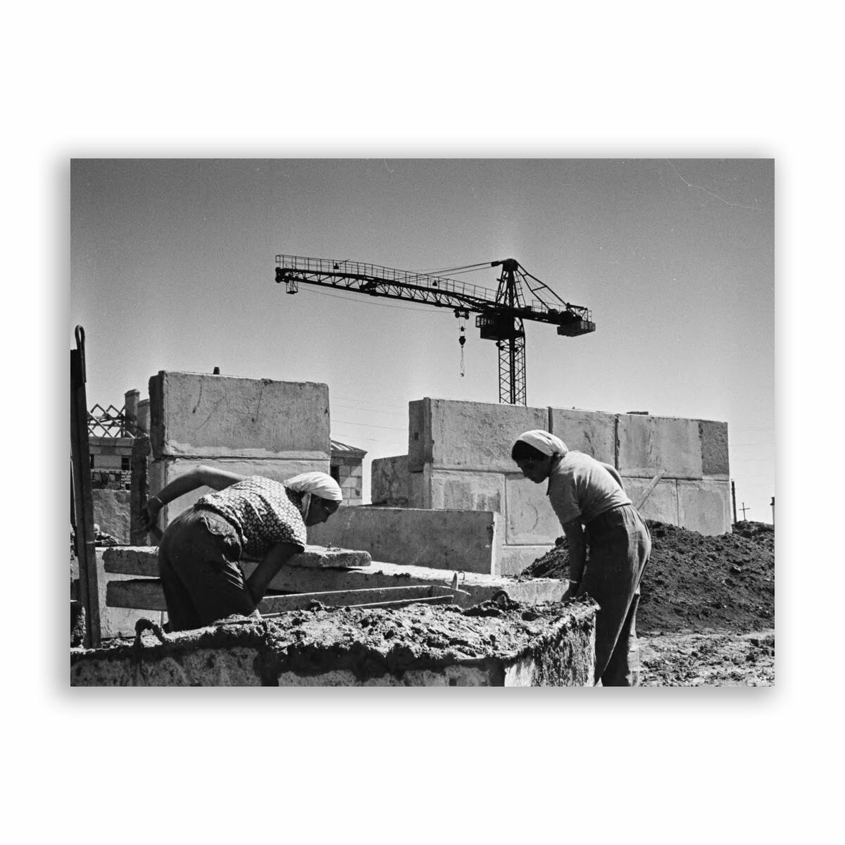 Советский постер, плакат на бумаге / Строители / Размер 30 x 40 см