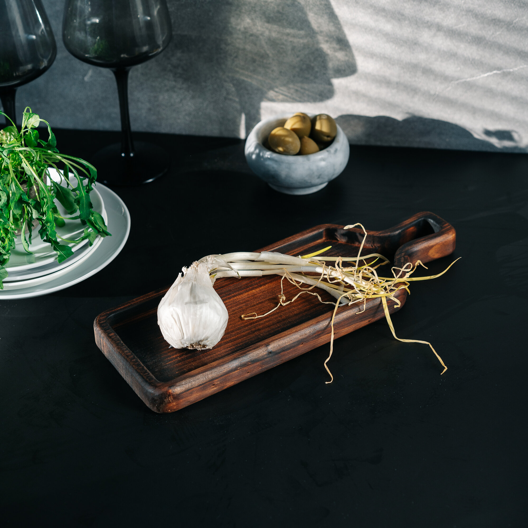 Доска для подачи блюд и закусок из древесины сибирского кедра "бутылка". RD97