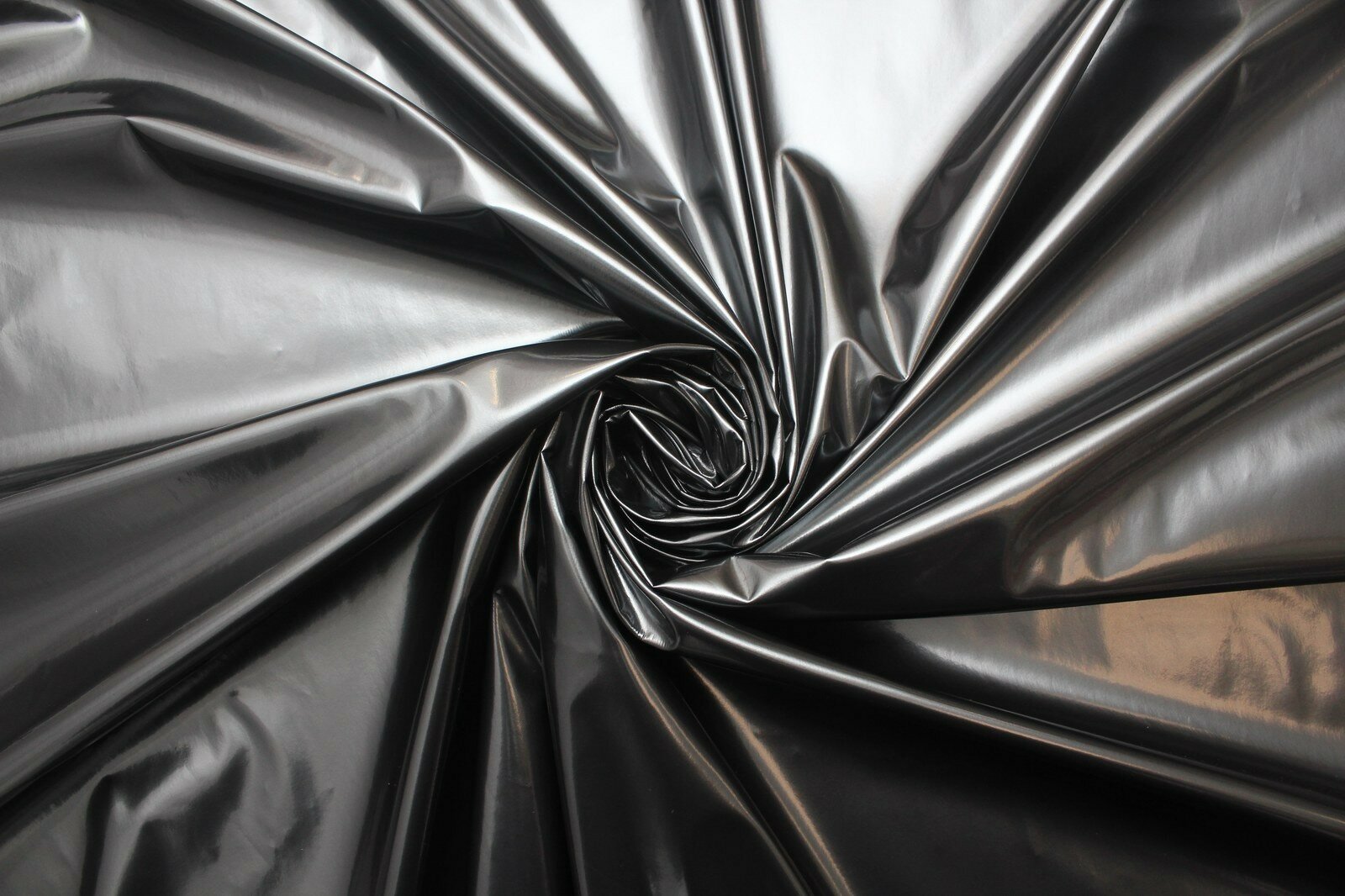 Ткань Кожа искусственная лаке металик графит (темно серая, маренго) , 340 г/пм, ш138см, 0,5 м