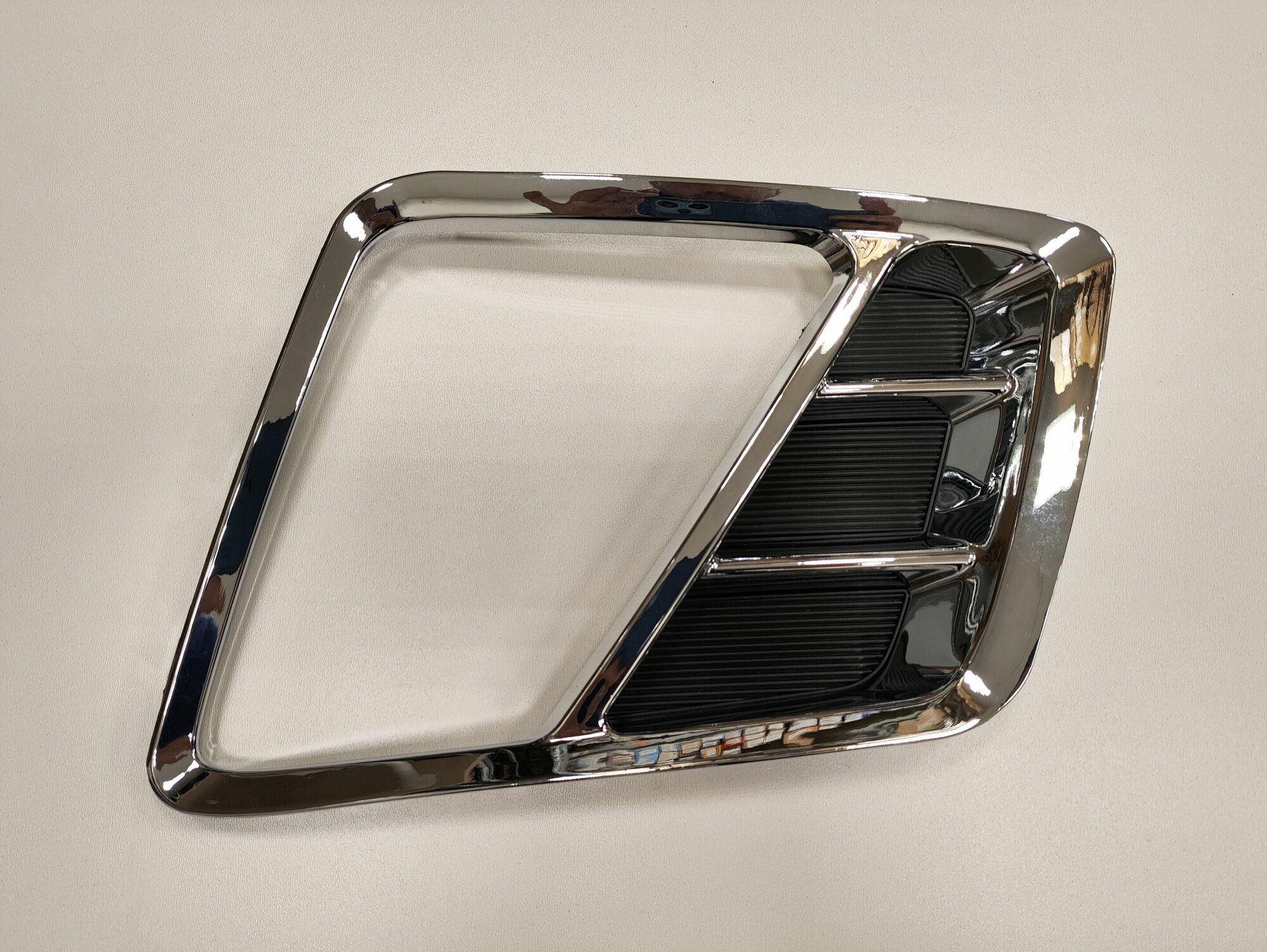 Решетка фары противотуманной правой Geely Emgrand X7 NL4 (2019+) [1.8 16V 5MT внедорожник] 1018058972
