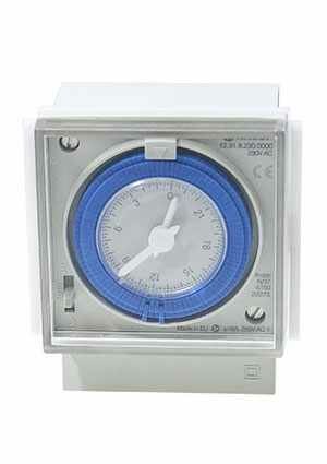 12.31.8.230.0000, Реле времени механическое суточное; монтаж на панель; 1СO 16A; питание 120.230В