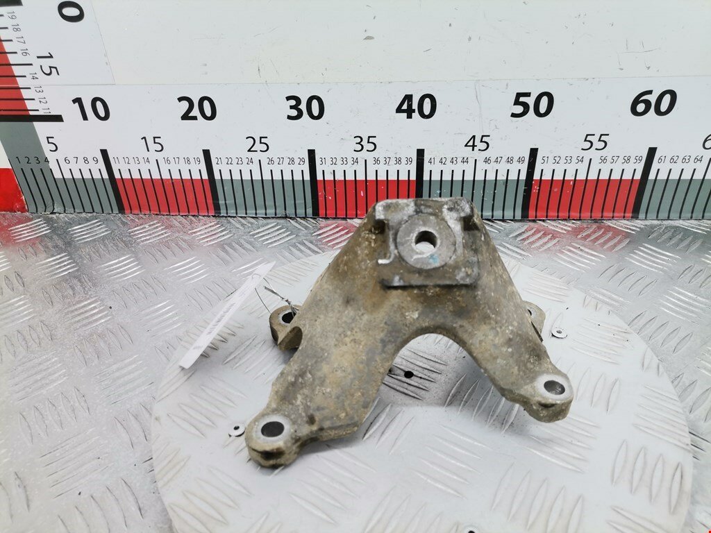 Кронштейн (крепление лапа) двигателя Audi A6 C6 4F0199307M арт. 1783224