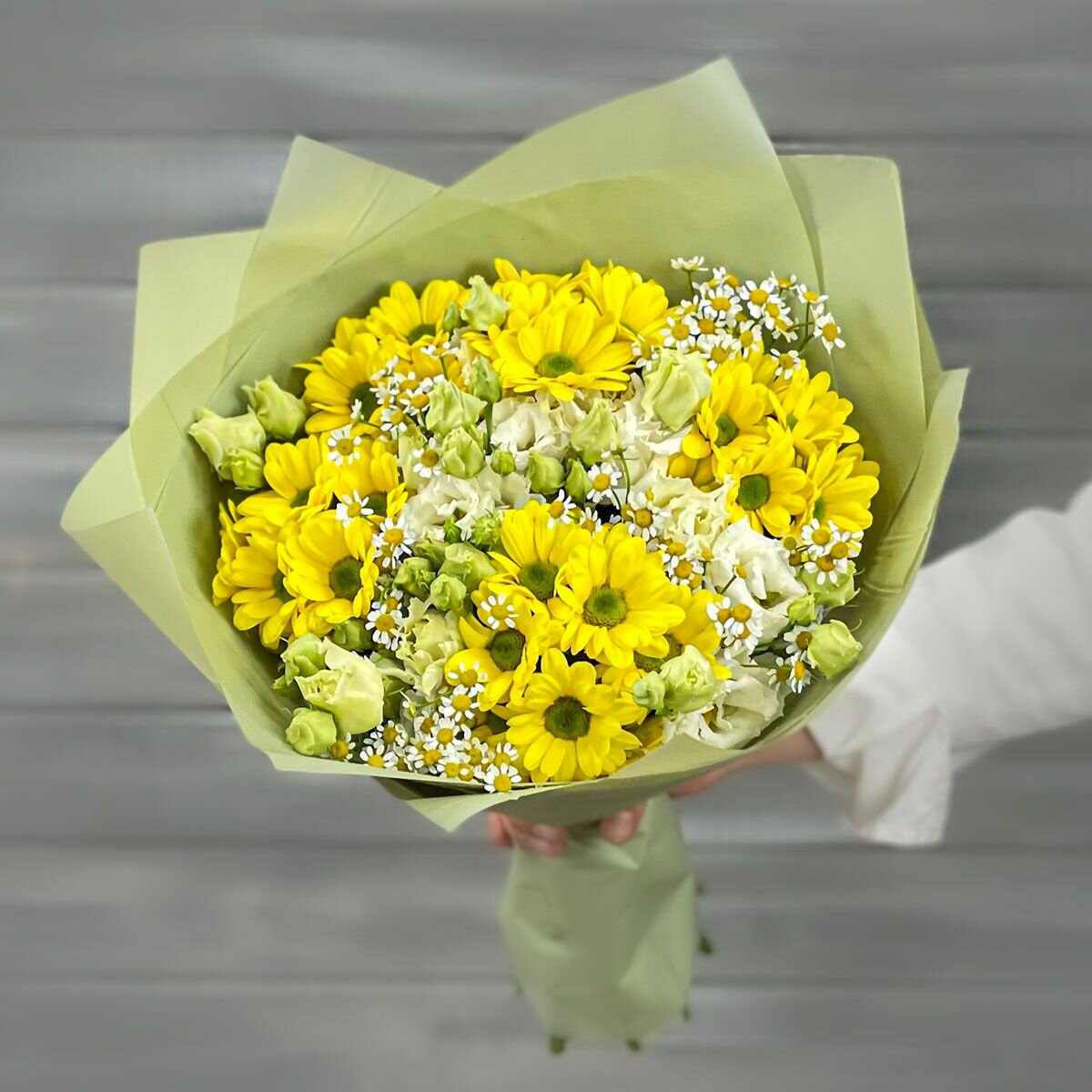 Букет из живых цветов хризантем, ромашек и лизиантусов