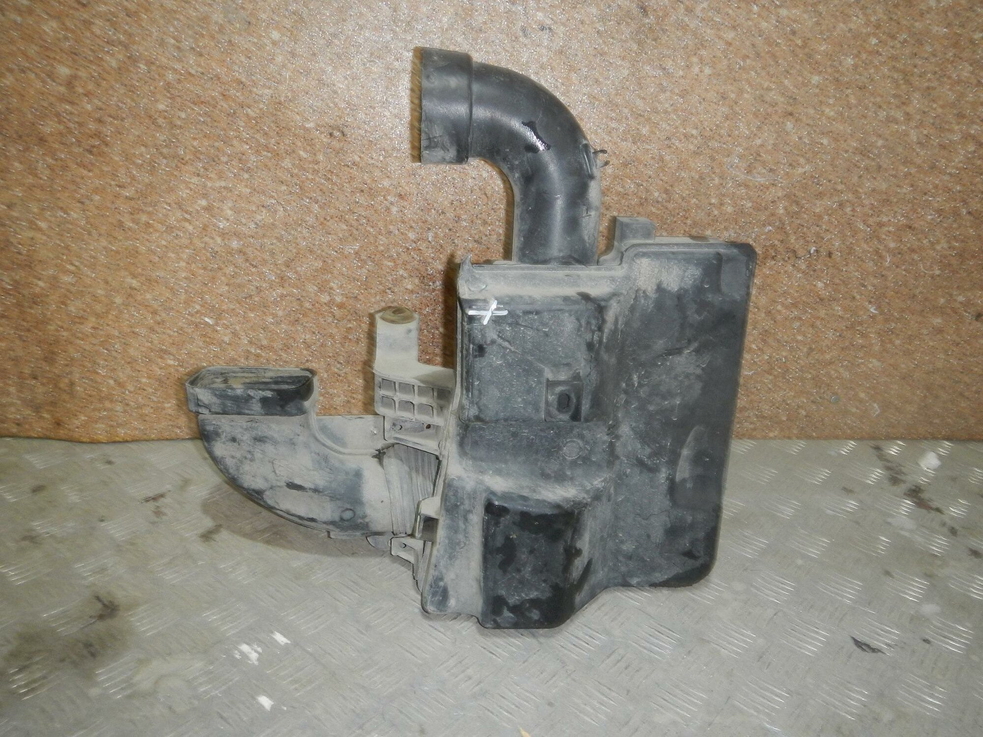 Б/У Резонатор воздушного фильтра, Hyundai (Хендэ)-SOLARIS (14-) HYUNDAI SOLARIS (14-) сломано 1 крепление. 495739 Hyunda...