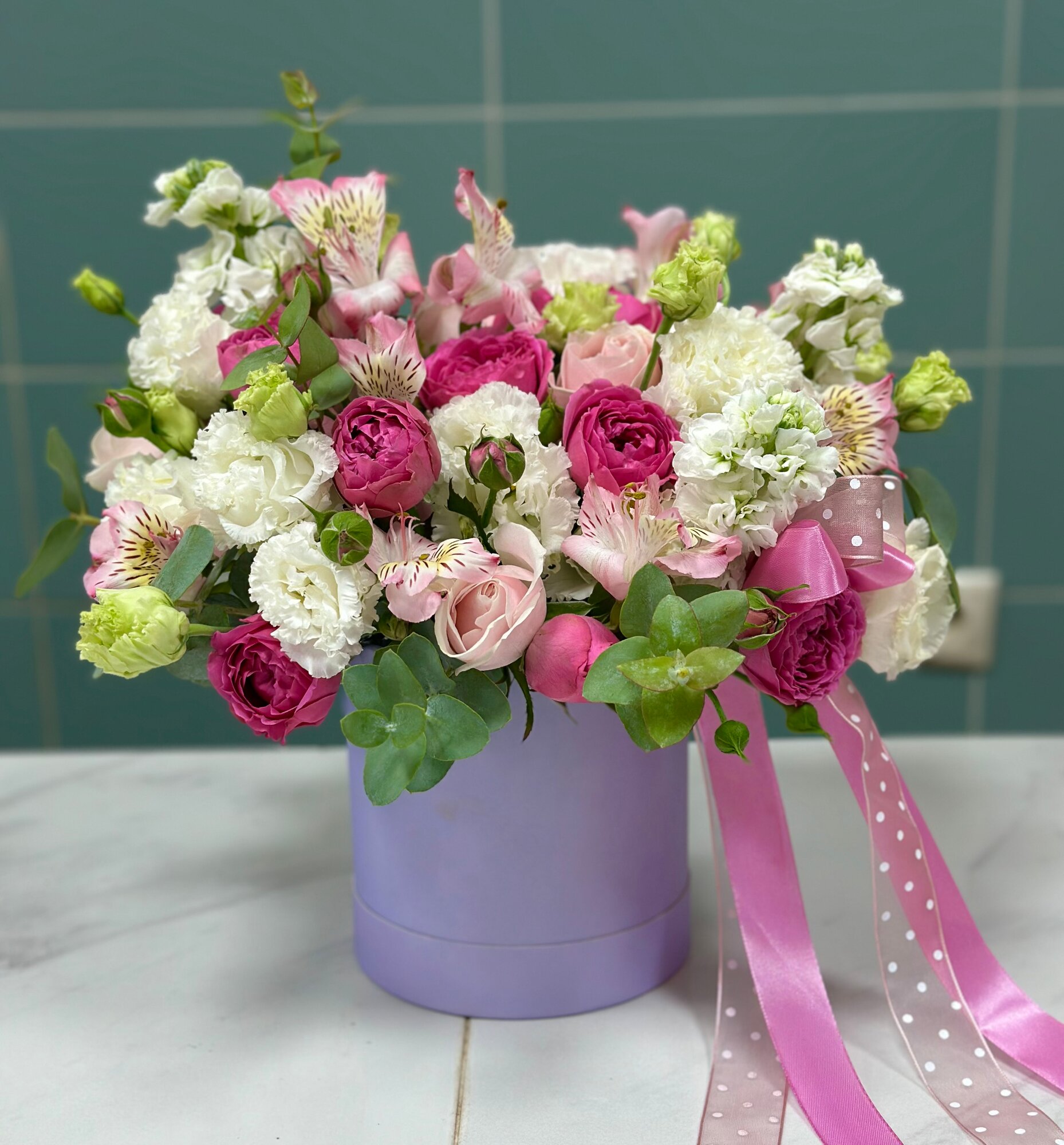 Композиция в коробке Liana Flowers, высота 40см, розы, эустомы, маттиолы, альстромерии