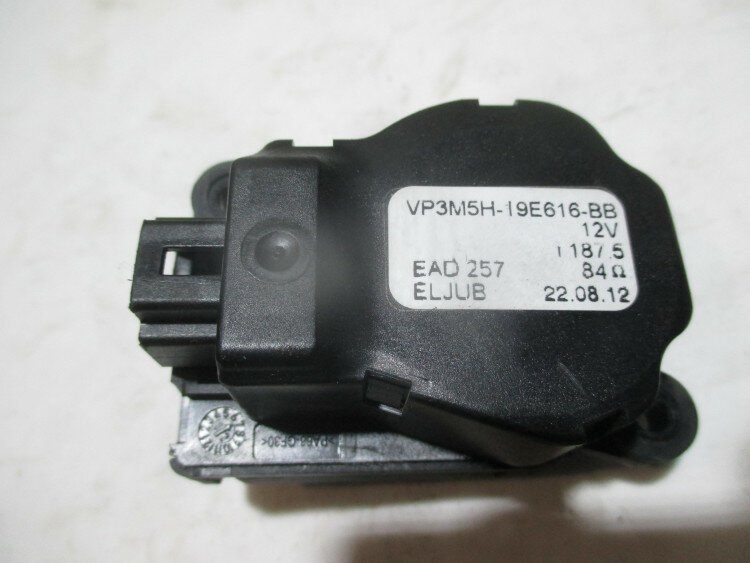 Мотор привода заслонки отопителя салона Форд Фокус 3 - VP3M5H19E616BB CV6Z19E616A AV6Z19E616A