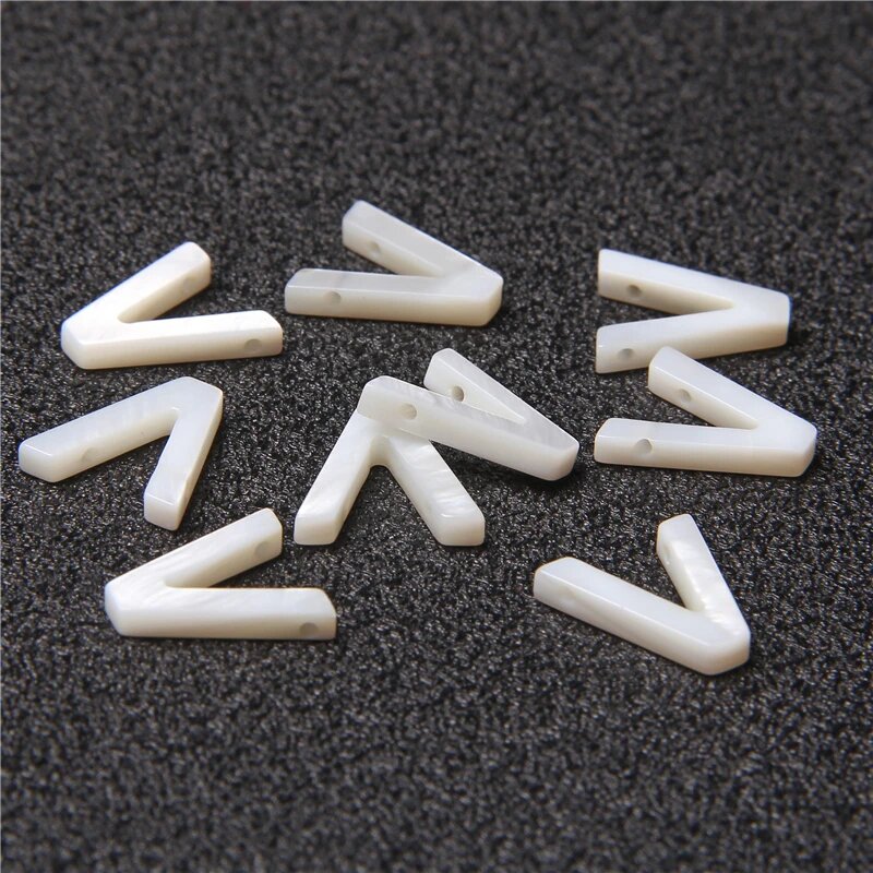 Перламутровые бусины-буквы Vinswet Белый, 10 pieces, V 11x12mm