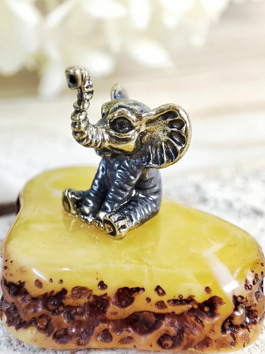 Фигурка Слоник на сердце, ручная работа, 2.3х3 см.