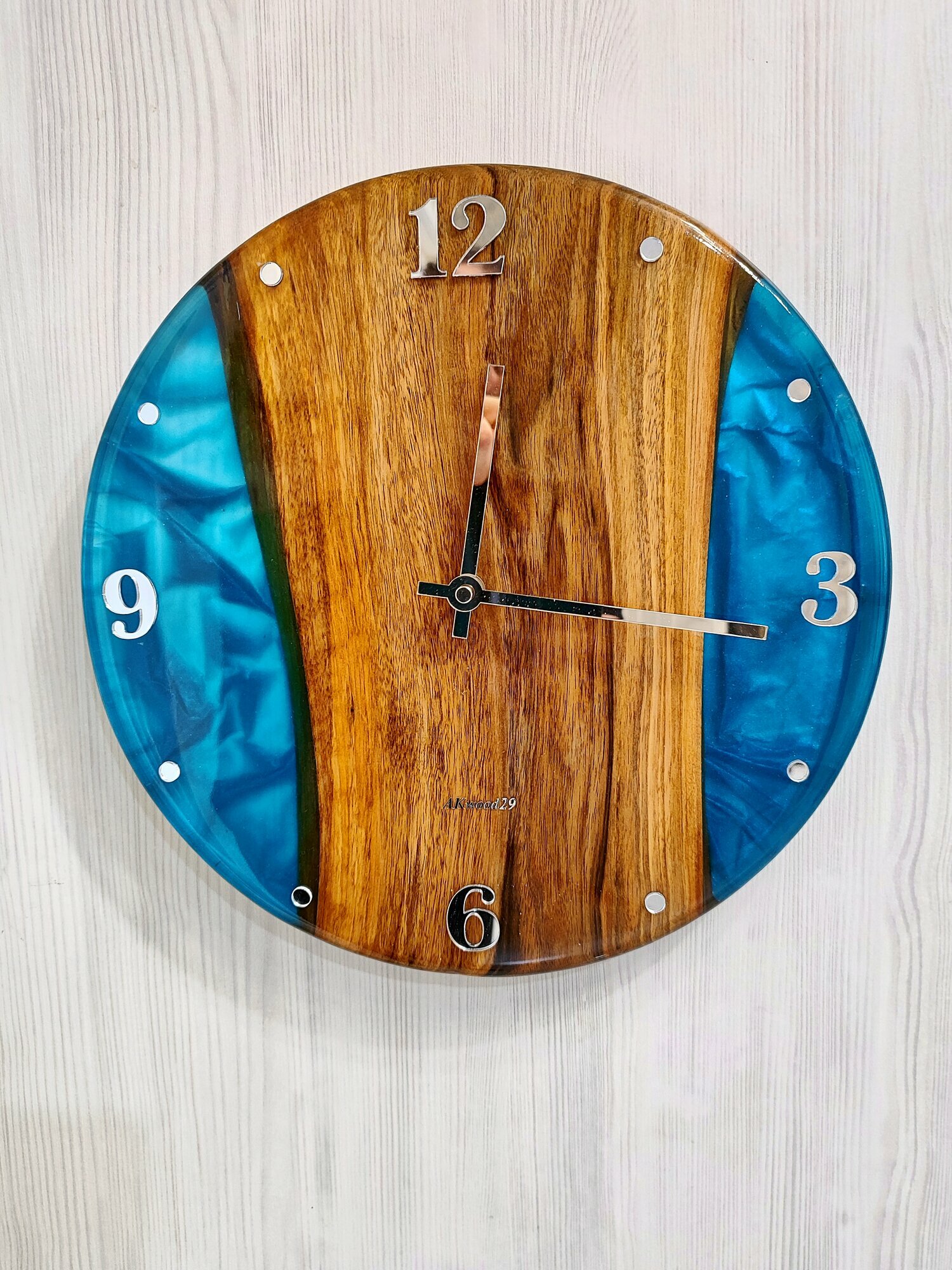 Настенные часы ручной работы из дерева и эпоксидной смолы "Бумажный орех 35", диаметр 35 см
