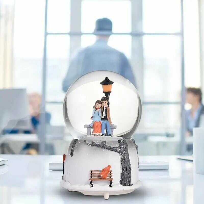Стеклянный шар со снегом, музыкальный "Парочка у фонаря" 15х10х10 см