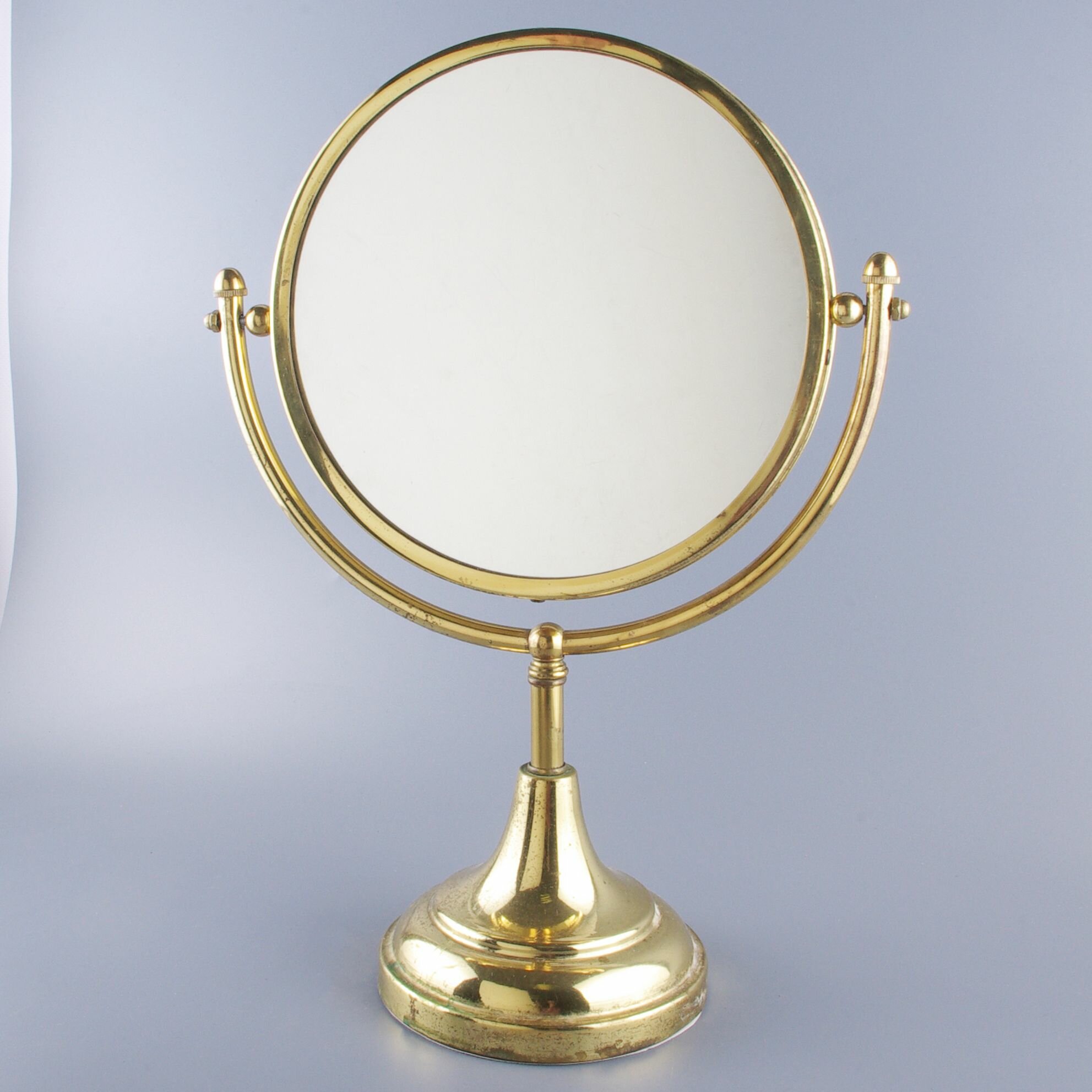 Винтажное высокое двухстороннее зеркало на пьедестале. Латунь, зеркало. США, вторая половина ХХ века