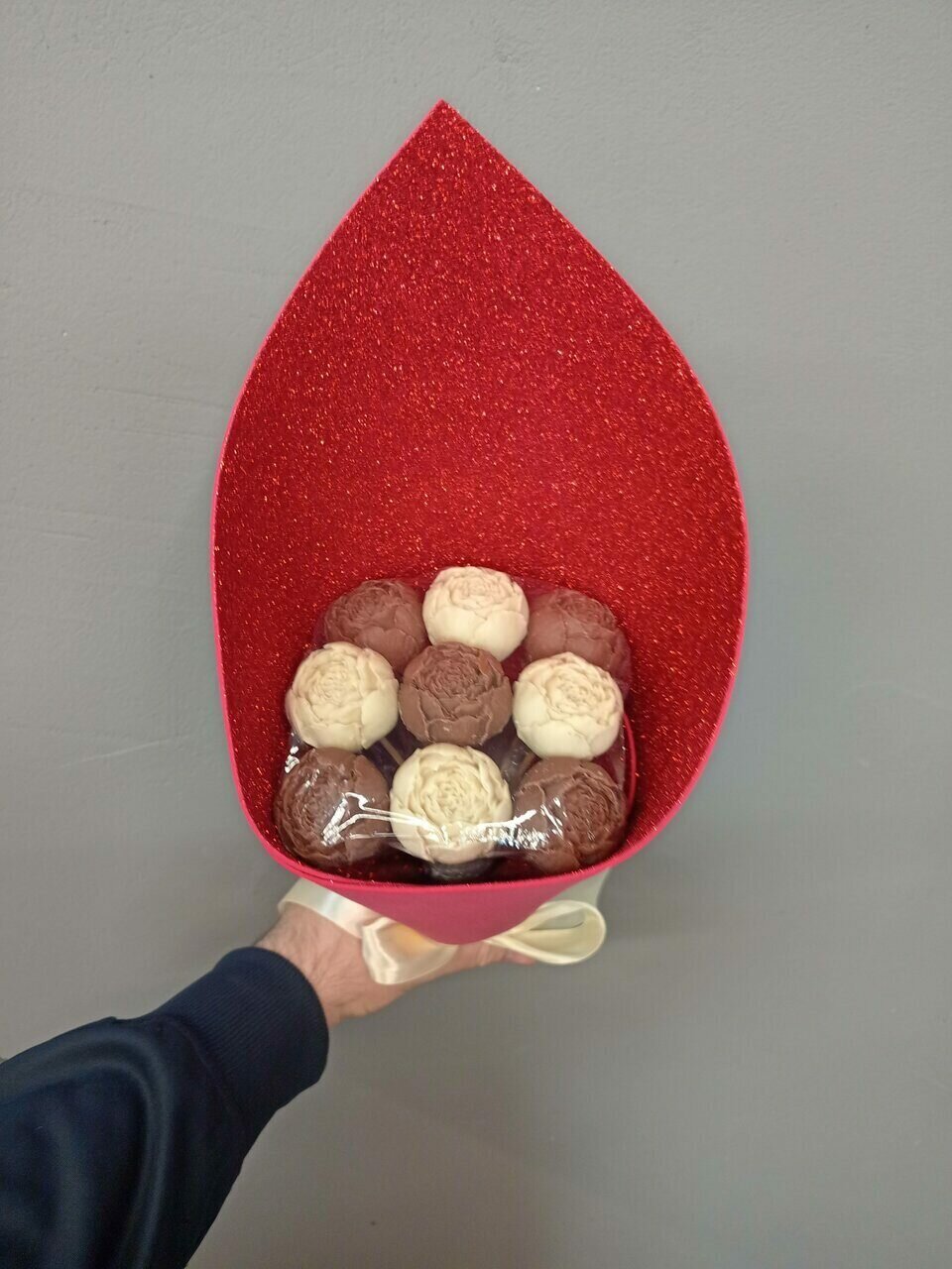 Шоколадные пионы ShokoTrendy "Букет из 9", ручная работа, белый и молочный шоколад