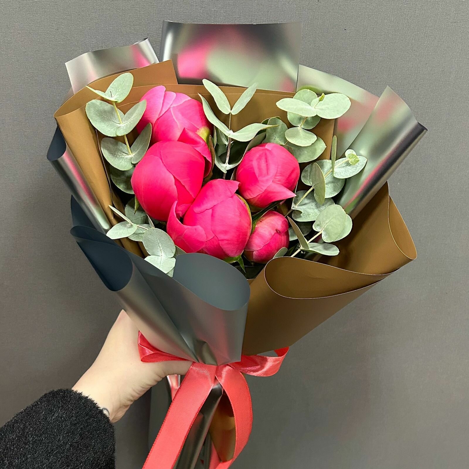 Букет из 5 коралловых пионов и эвкалипта в авторской упаковке