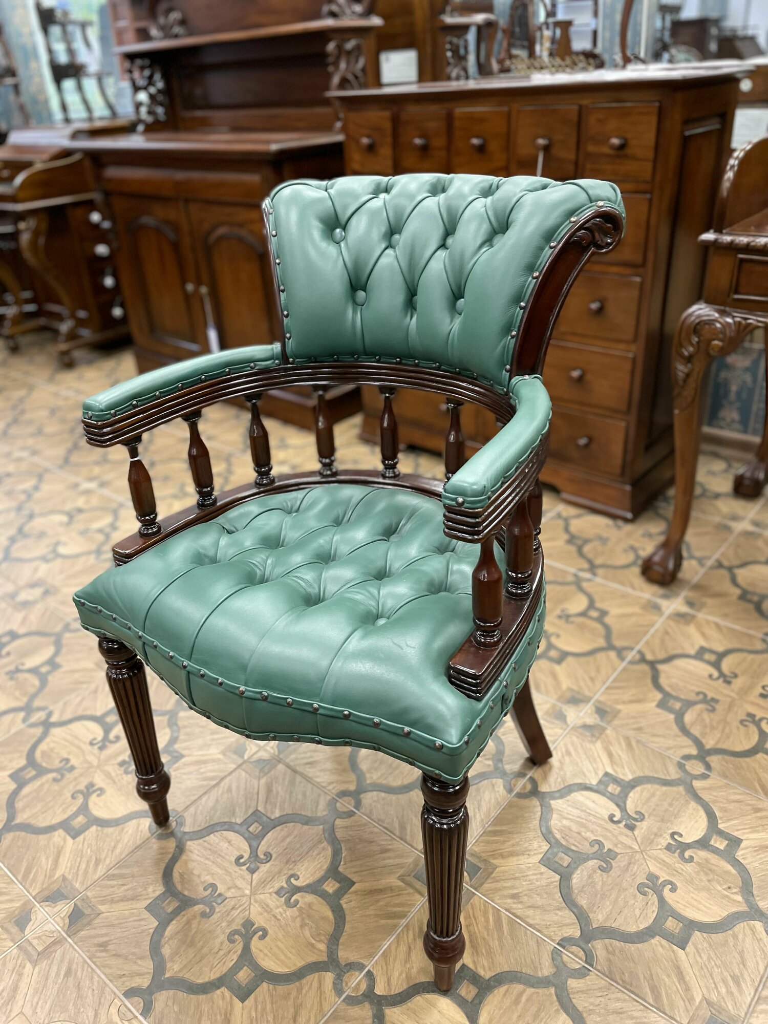 Кресло кожаное PAC 131 green Индонезия из массива красного дерева (зеленая кожа)