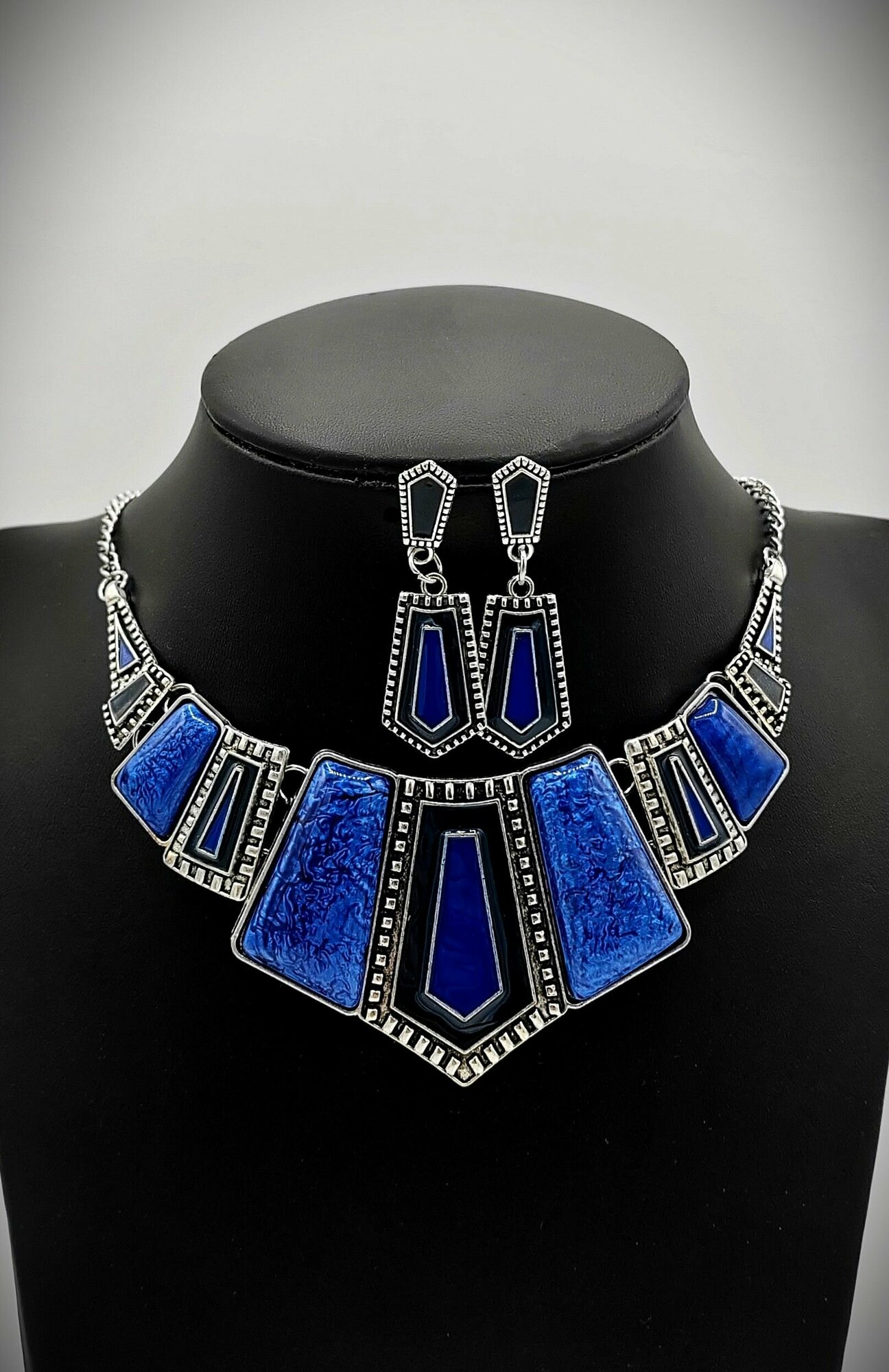 Комплект бижутерии Apsara: серьги, колье, эмаль, стекло