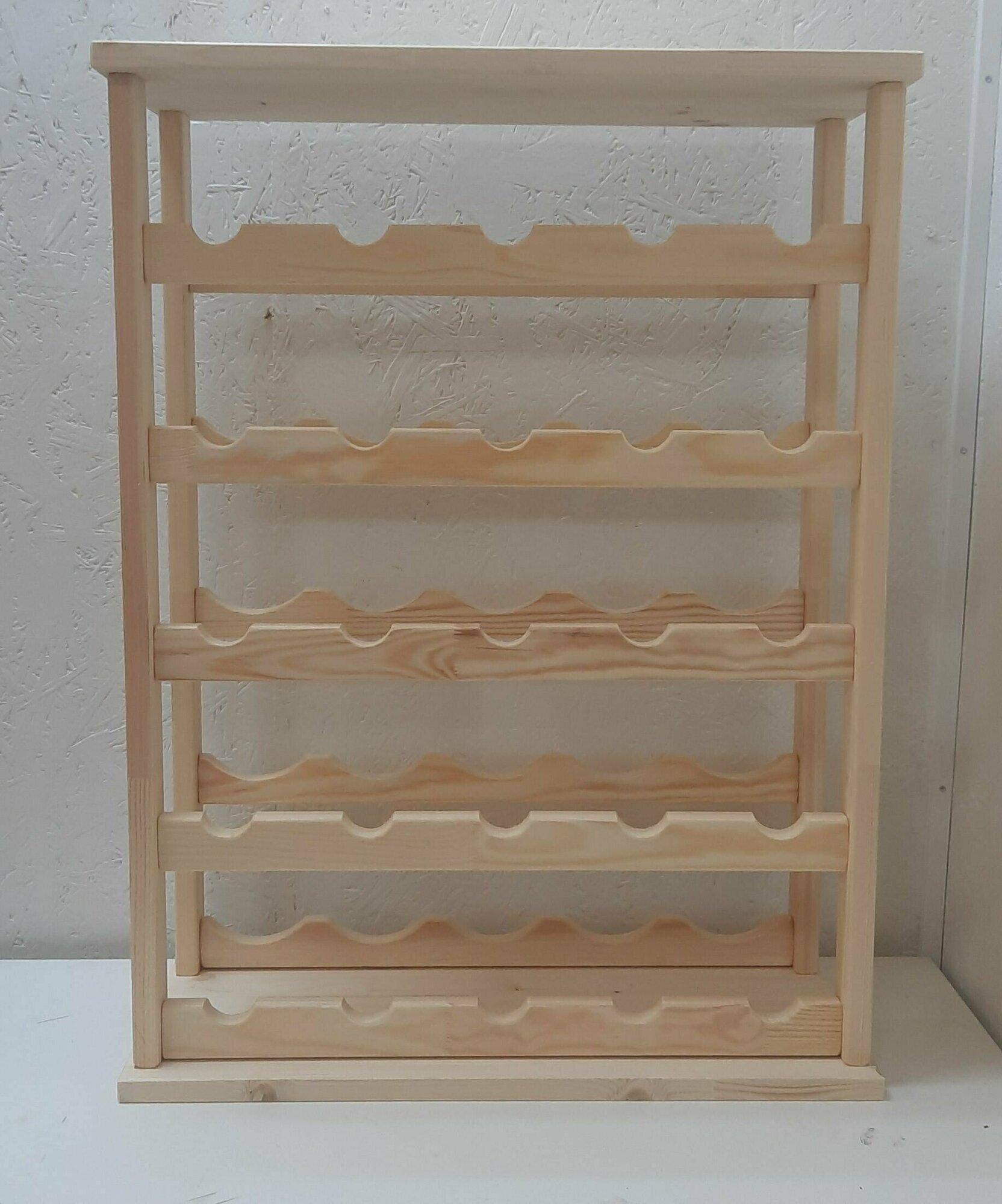 Стеллаж для 25 бутылок вина и шампанского деревянный со столешницей. В цвете дерева.