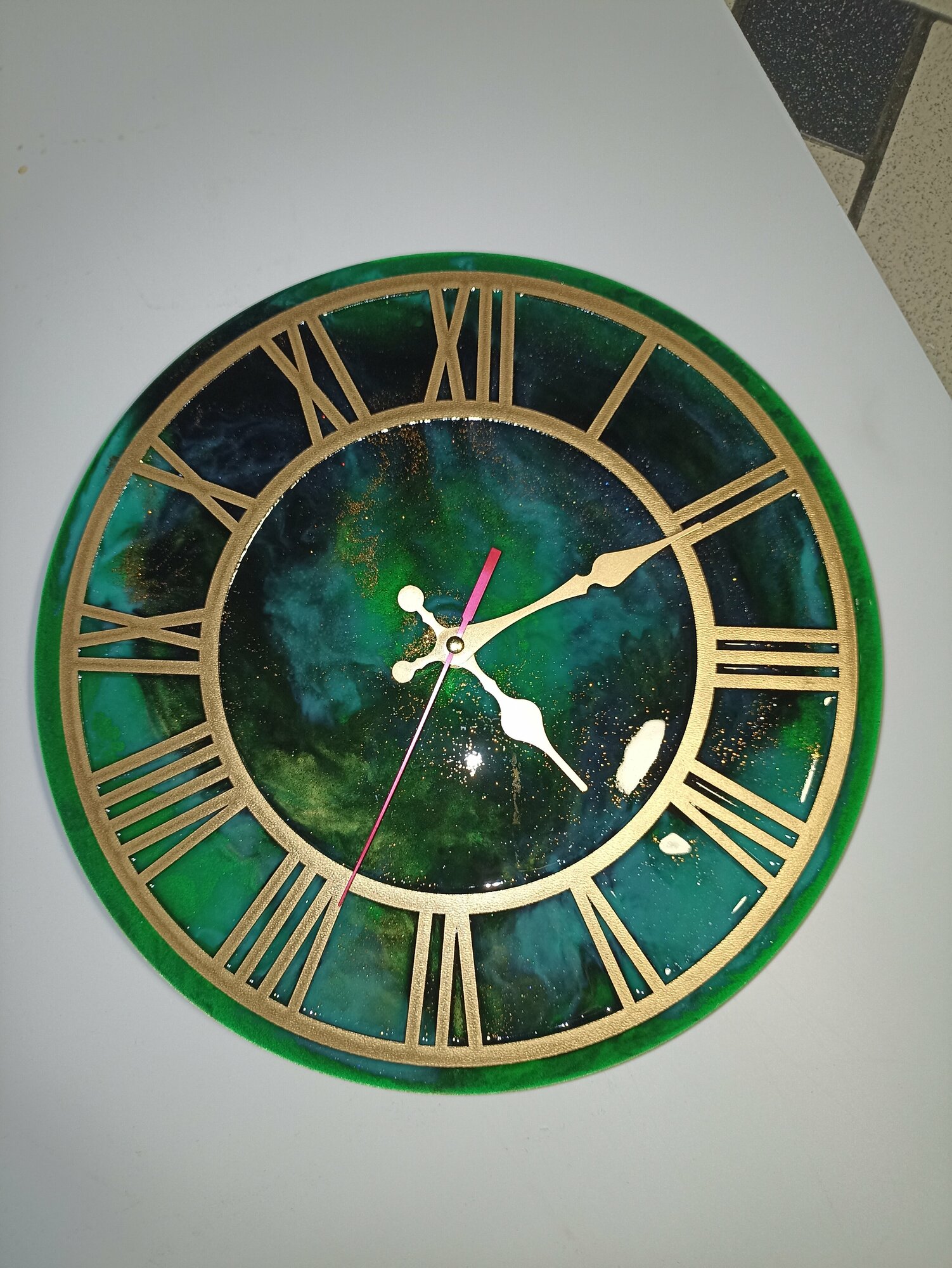 Часы настенные из эпоксидной смолы. зеленые