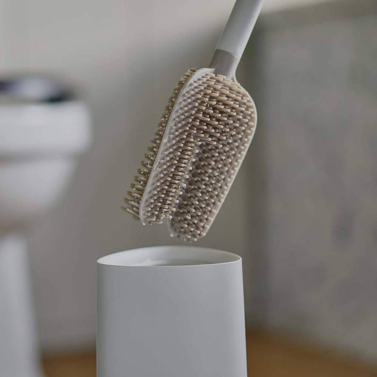 Ершик для туалета Joseph Joseph Flex 360, бежевый