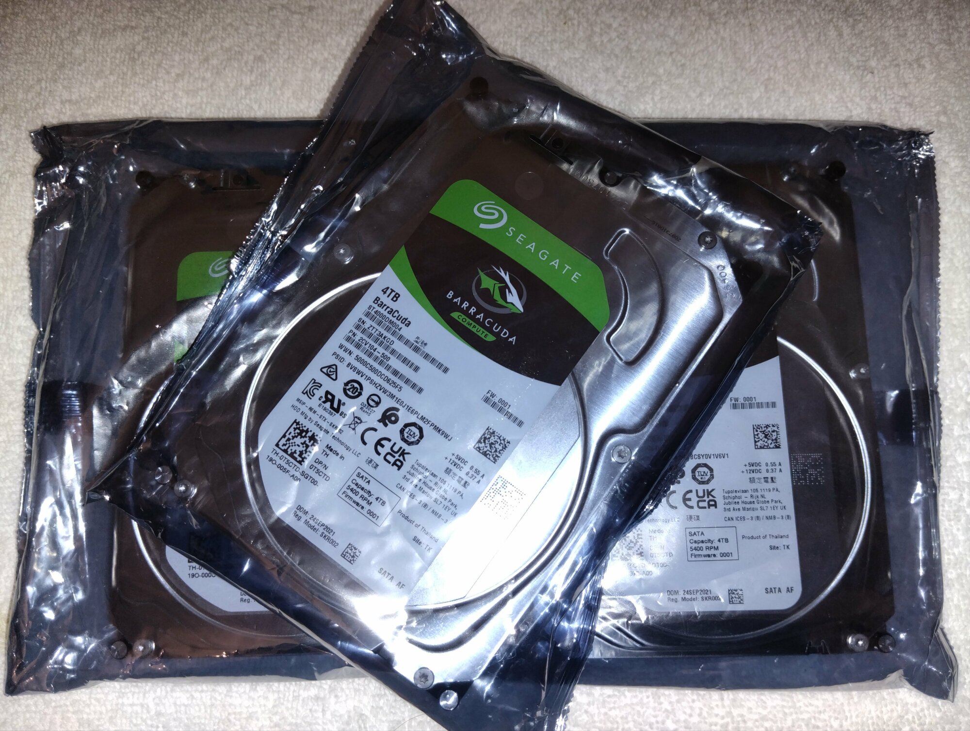 Жесткий диск HDD 3.5" SATA: 4000 Гб Seagate Barracuda [5400 rpm, 256 Мб, Sata 3 (6 Gbit/ s)] ST4000DM004