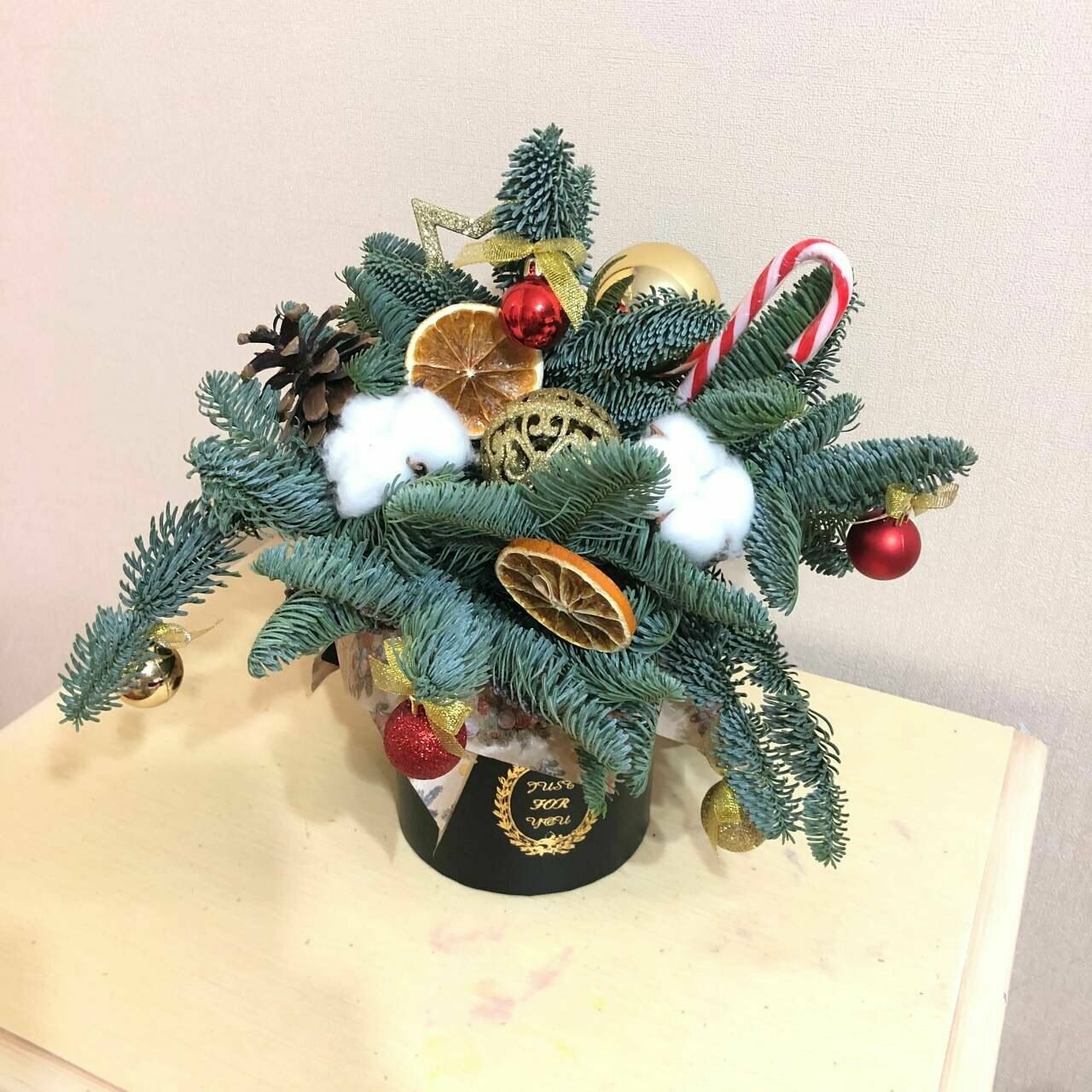 Новогодняя композиция в шляпной коробке из натурального нобилиса