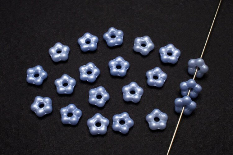 Бусина Flower 5мм, отверстие 1мм, цвет 02010/29310 Alabaster/Pastel Blue, 733-101, 20шт