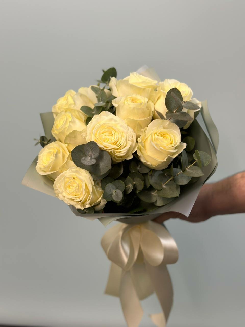 Монобукет wowflo "Моно", высота 50см, 9 роз, ветви эвкалипта