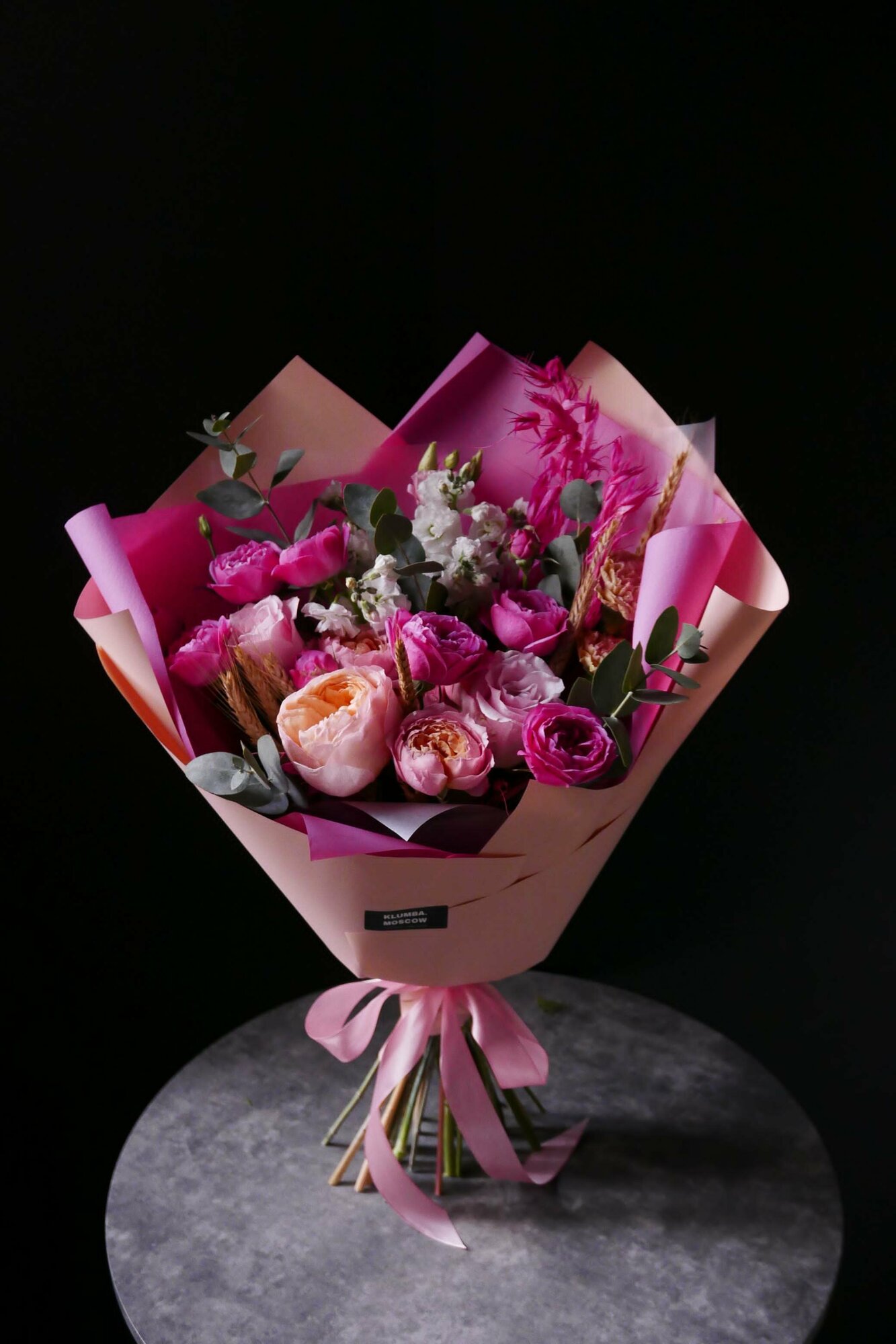 Букет клумба. москва "Малиновый с диантусом", с розами, астранцией, тритикумом и др. цветами