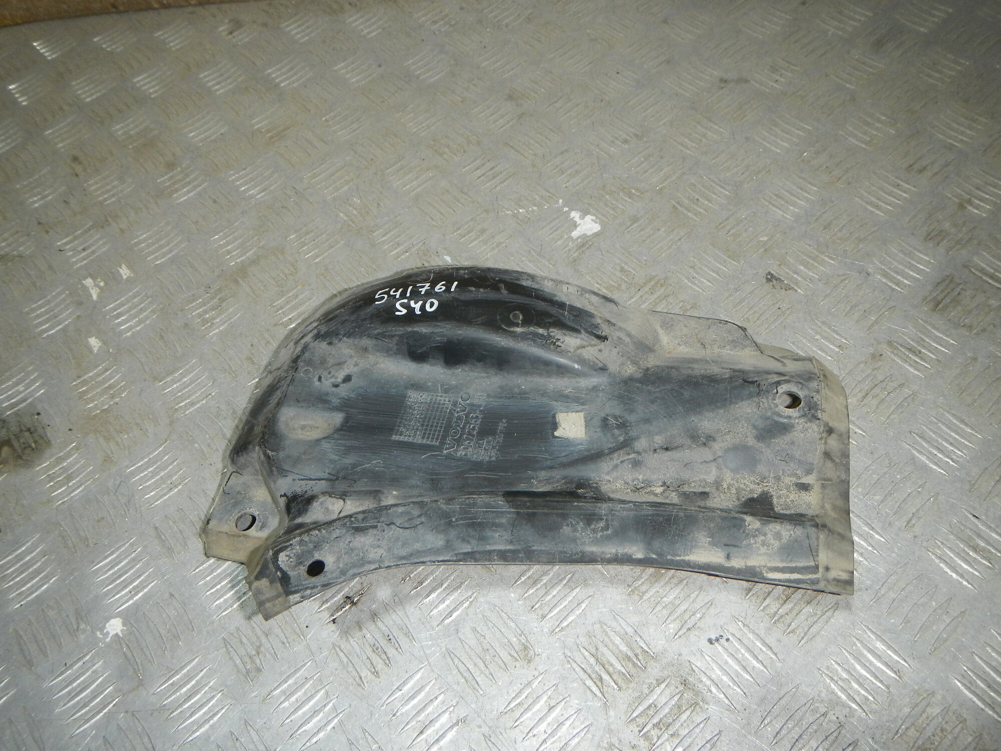 Б/У Пыльник кузов внутри, Volvo (Вольво)-S40 (04-) VOLVO S40 (04-) Под решеткой стеклоочистителей слева. Без повреждений....
