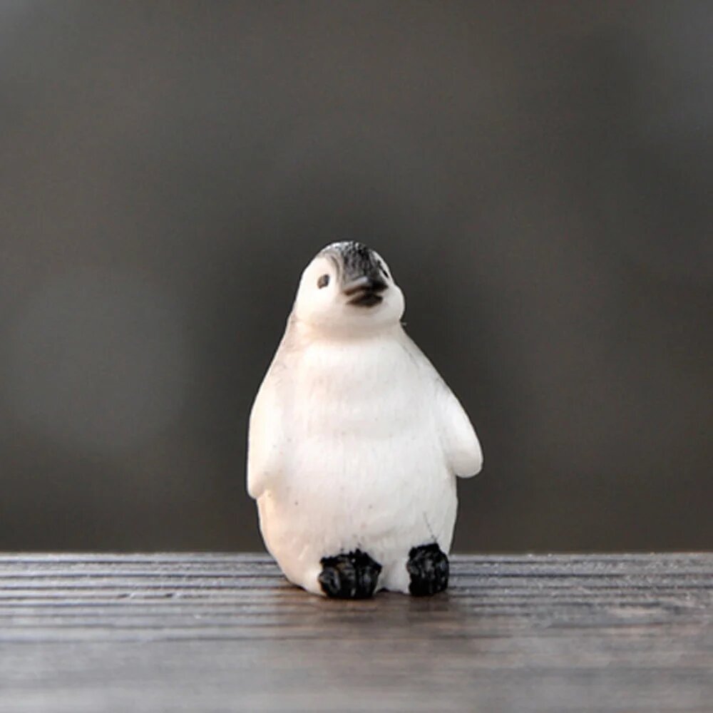 Миниатюрная фигурка пингвина из смолы