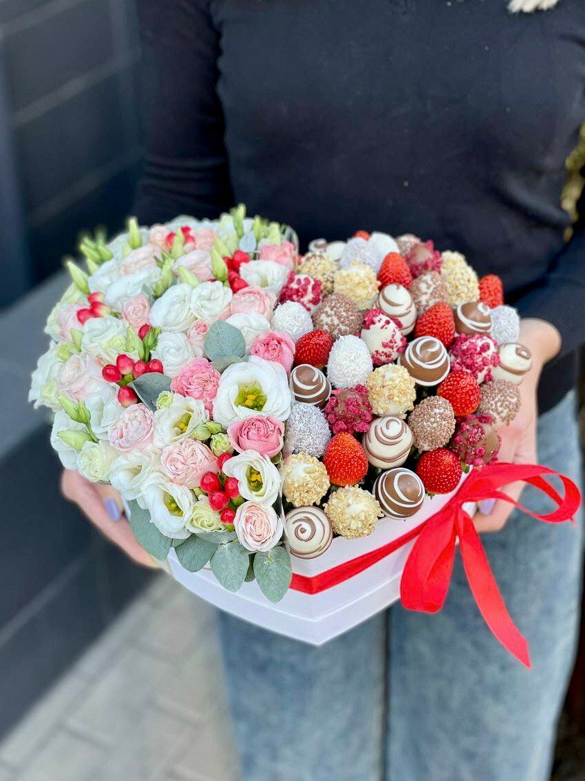 Коробка сердце с клубникой в белом и молочном шоколаде, орех, кокос, малина, темный рис, микс цветов, Elegant 3, 26 см