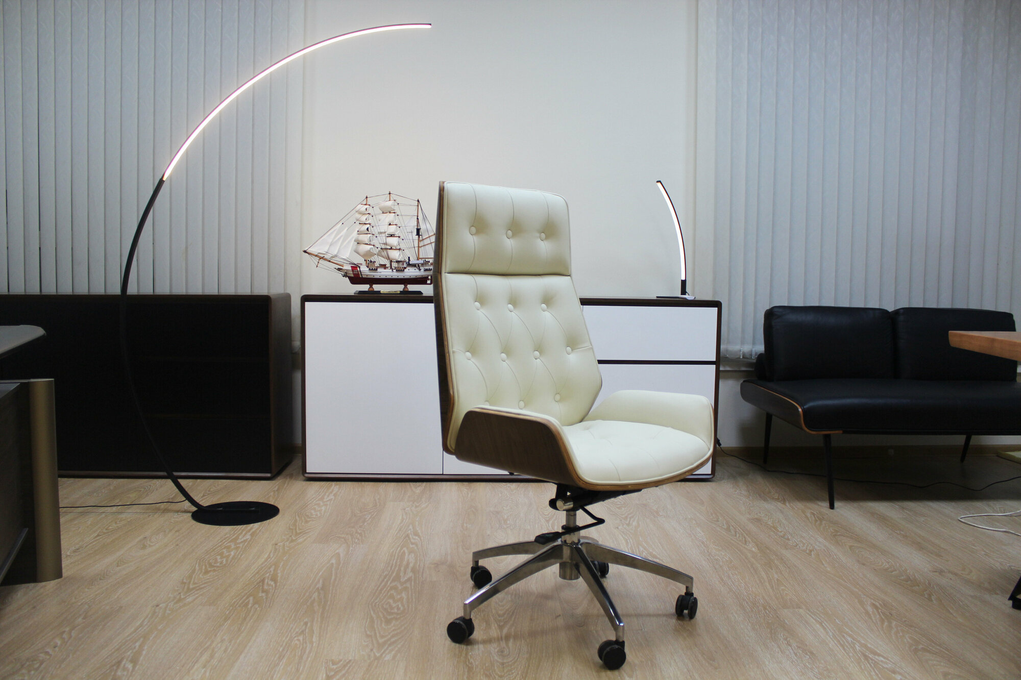 Белое кресло руководителя Shark Patio с каретной стяжкой (Chester)