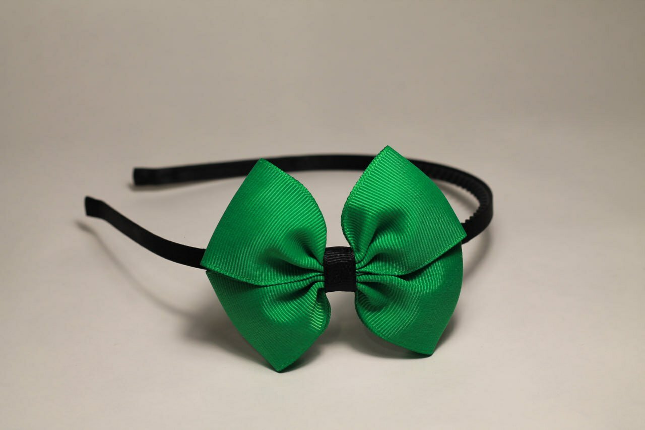 Ободок с зеленым бантиком ручной работы от бренда Bantichelli