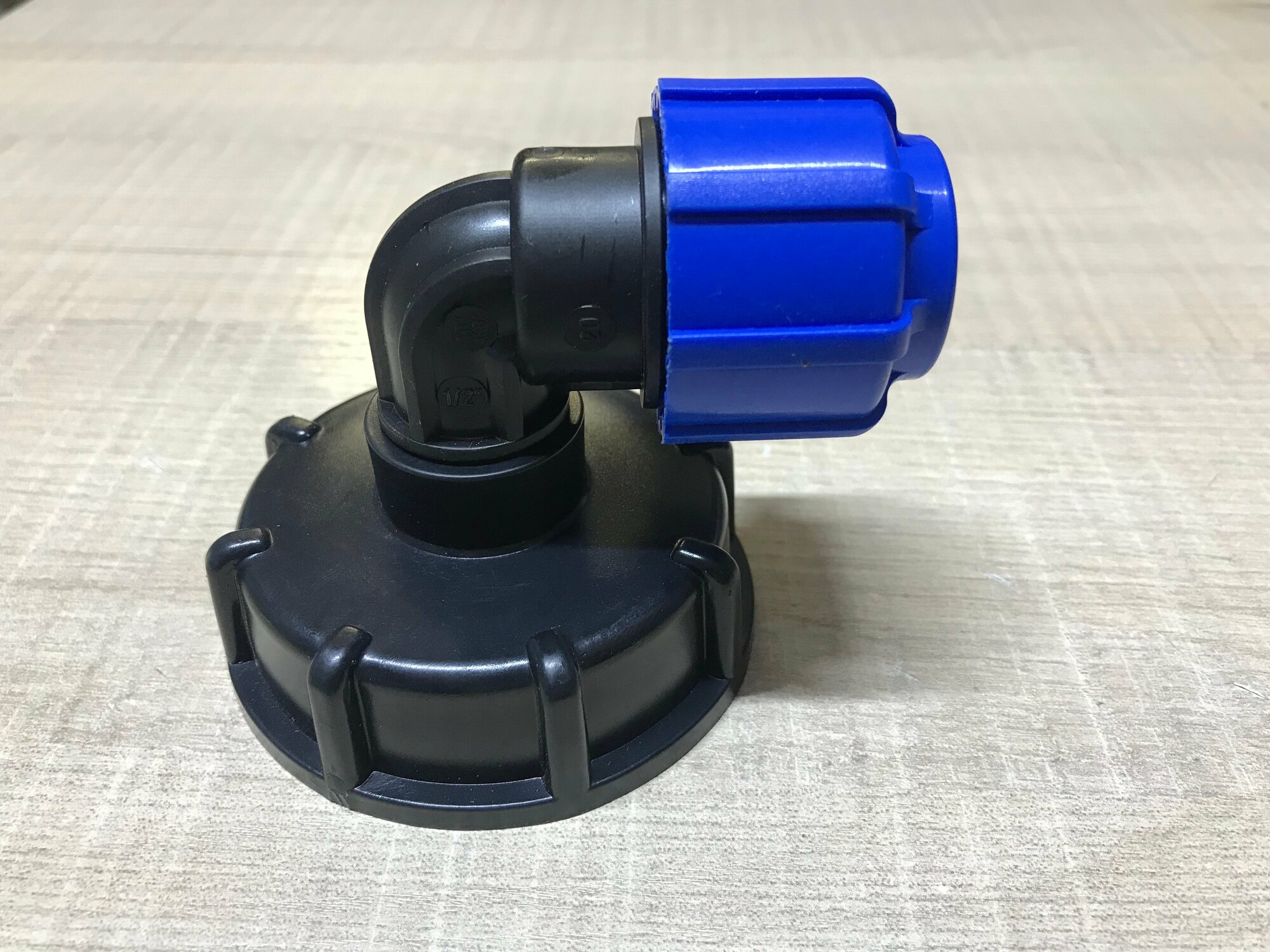 Крышка для еврокуба с внутренней резьбой 60мм и углом для ПНД 32