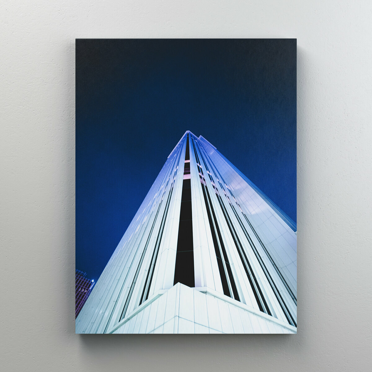 Интерьерная картина на холсте "Белый небоскреб" архитектура, размер 45x60 см