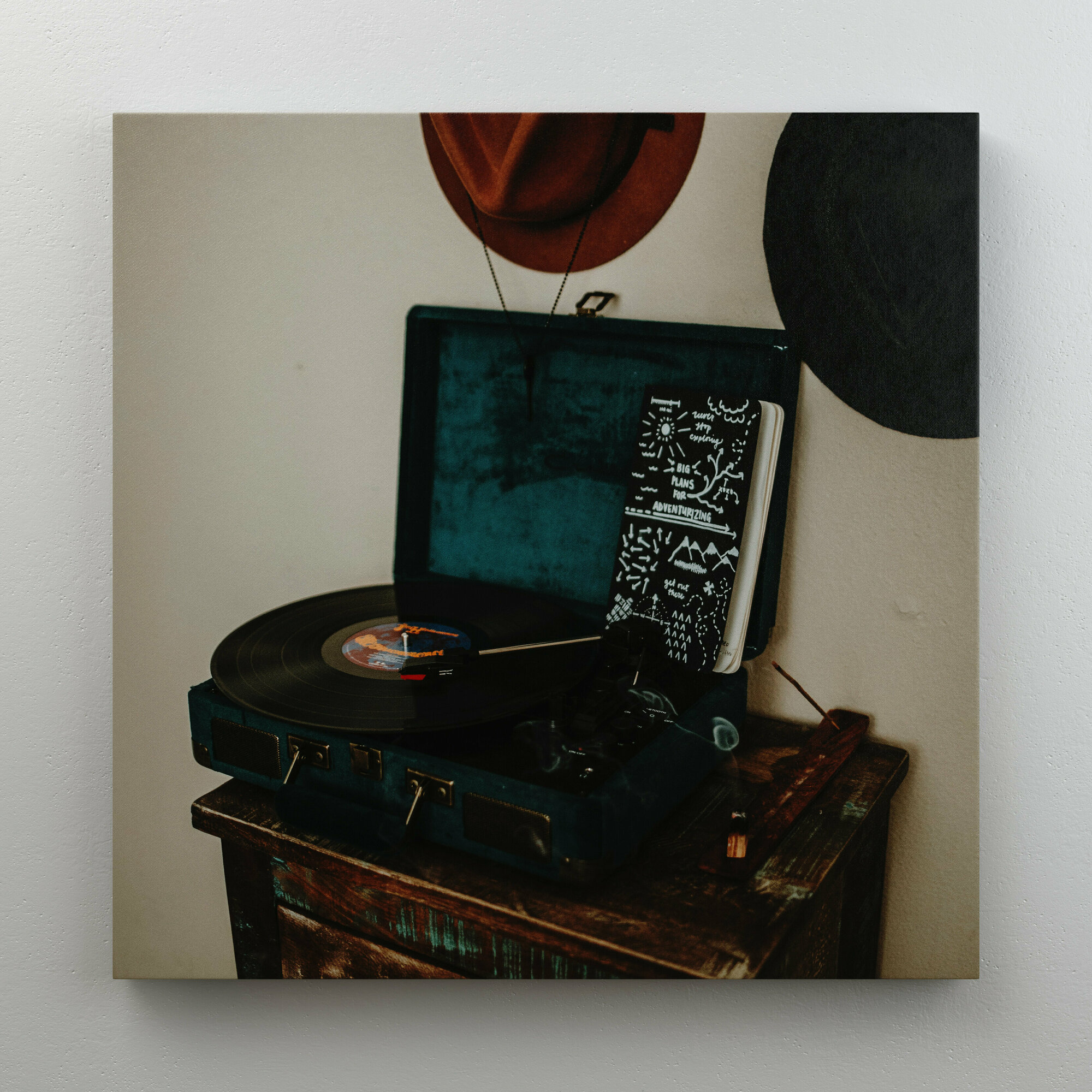 Интерьерная картина на холсте "Ретро проигрыватель" в ретро стиле, музыка, размер 25x25 см