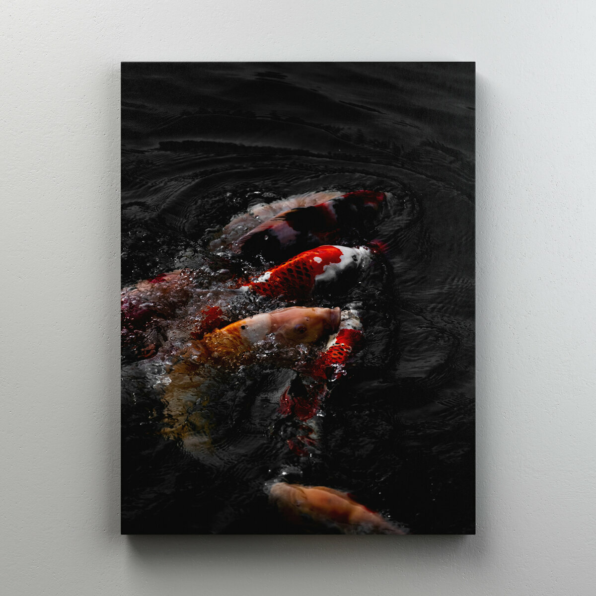 Интерьерная картина на холсте "Карпы в озере" рыбы, размер 30x40 см