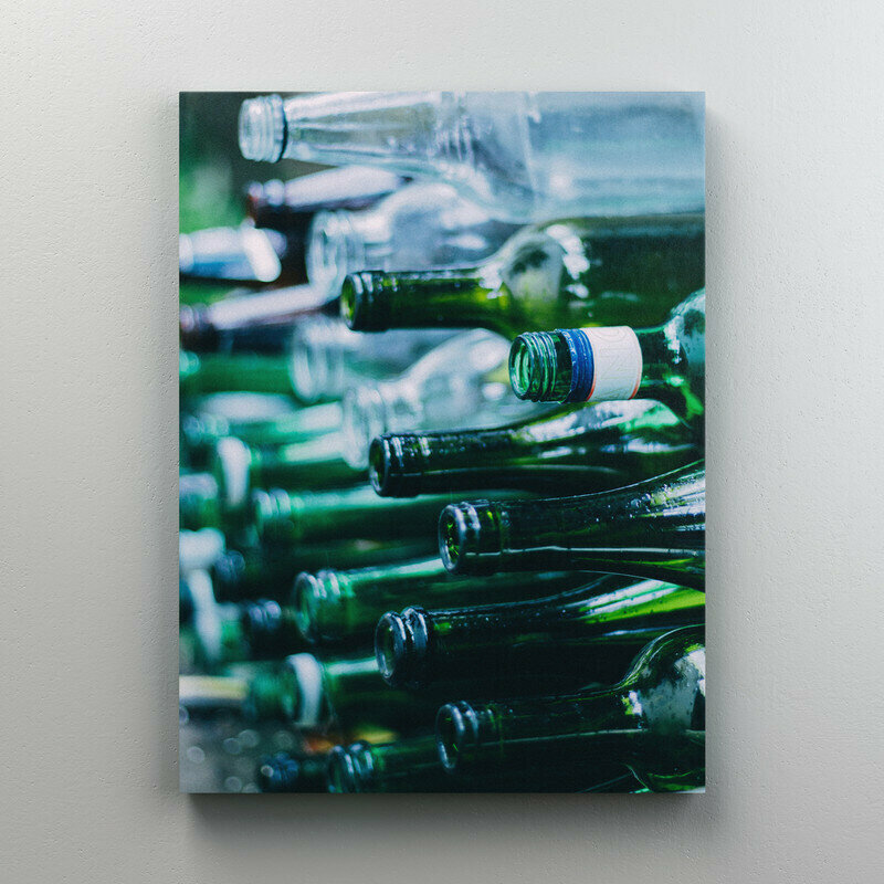Интерьерная картина на холсте "Бутылки из зеленого стекла" размер 22x30 см