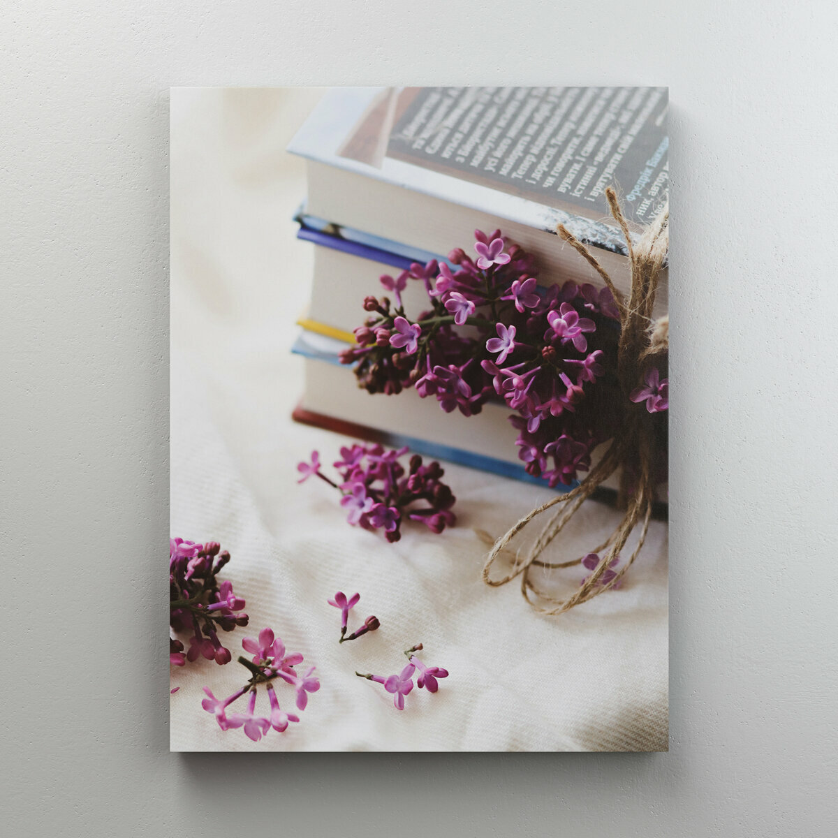 Интерьерная картина на холсте "Сирень в книгах" растения, размер 30x40 см