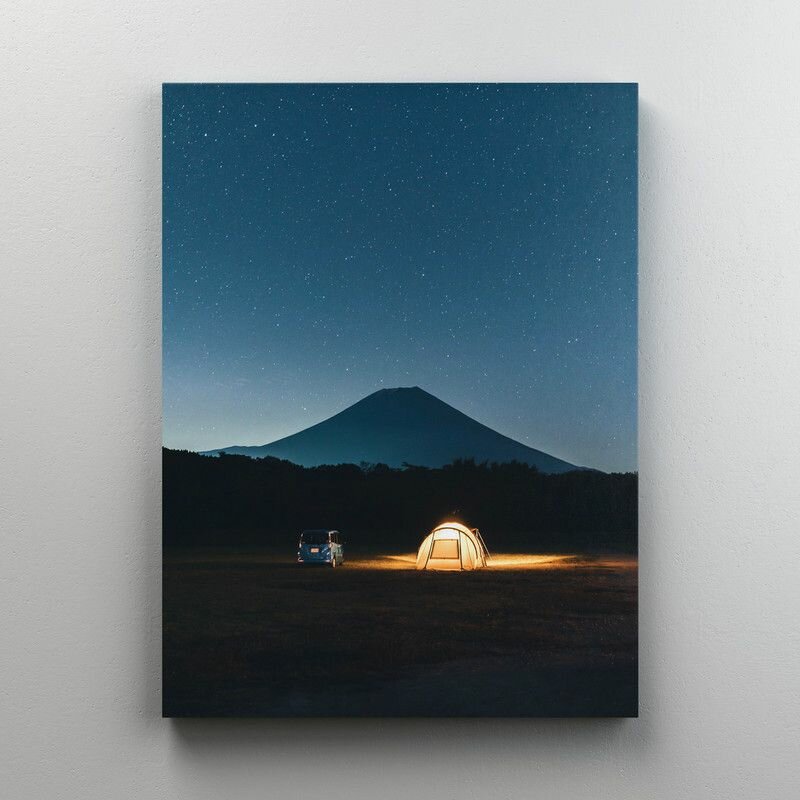 Интерьерная картина на холсте "Кемпинг на фоне гор - ночное небо" размер 30x40 см