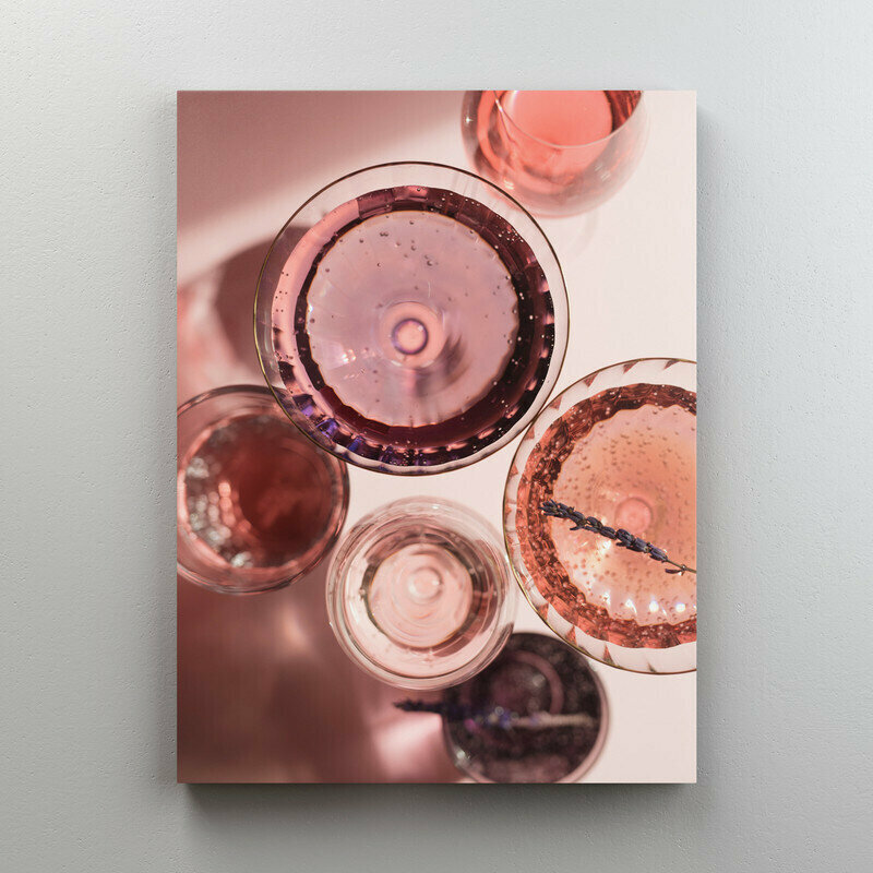 Интерьерная картина на холсте "Бокалы с напитками и веточкой лаванды" размер 45x60 см