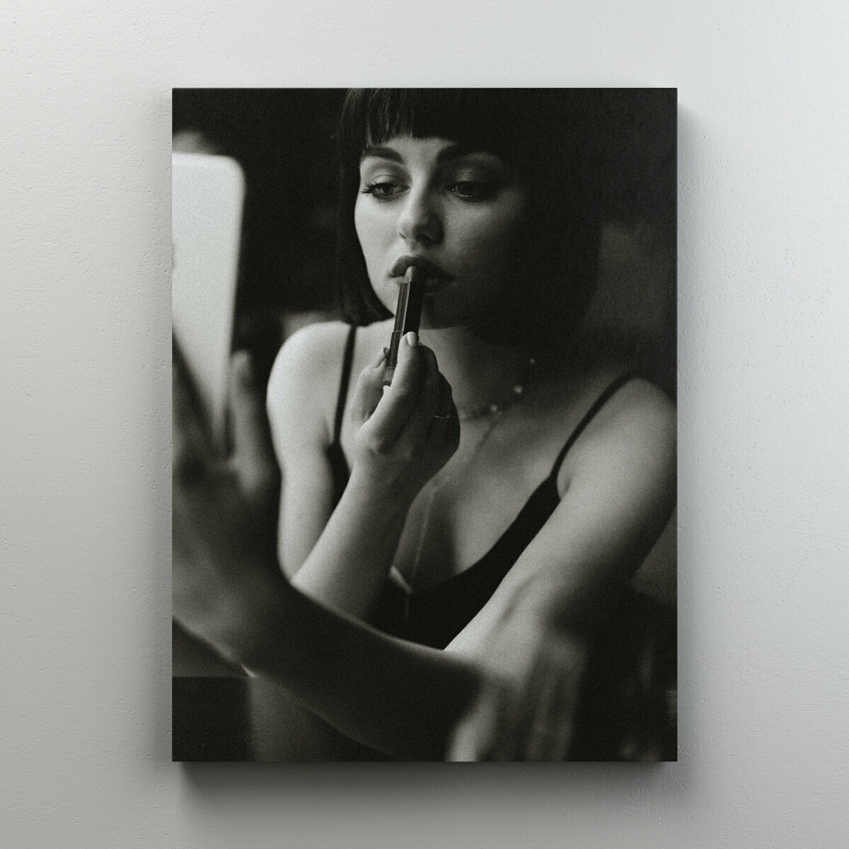Интерьерная картина на холсте "Девушка красит губы" люди, размер 30x40 см