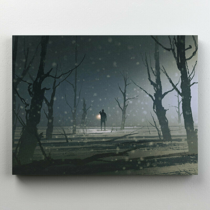 Интерьерная картина на холсте "Мужчина ночью в темном лесу с фонарем" размер 30x22 см