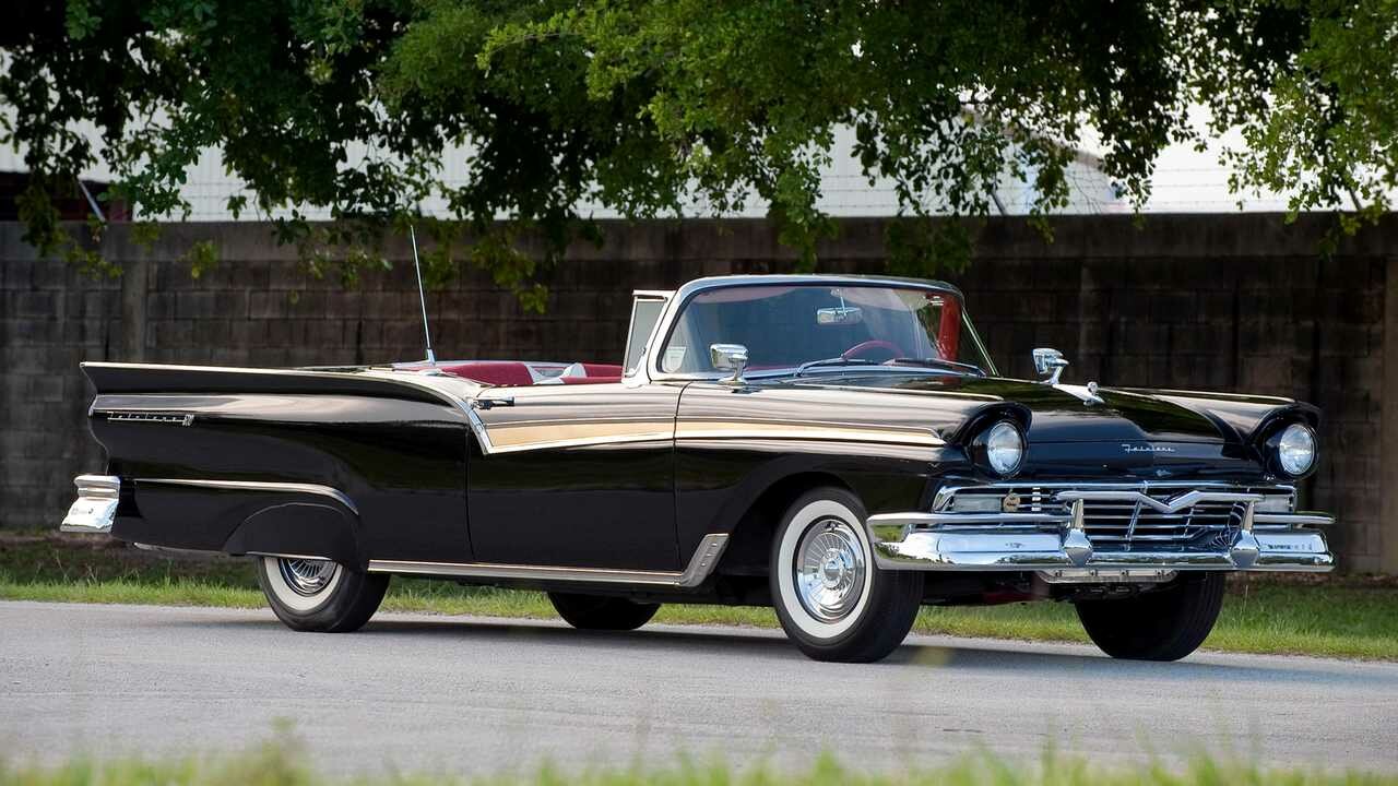 Картина на холсте 60x110 LinxOne "Ford Fairlane 500 Skyliner 1957" интерьерная для дома / на стену / на кухню / с подрамником
