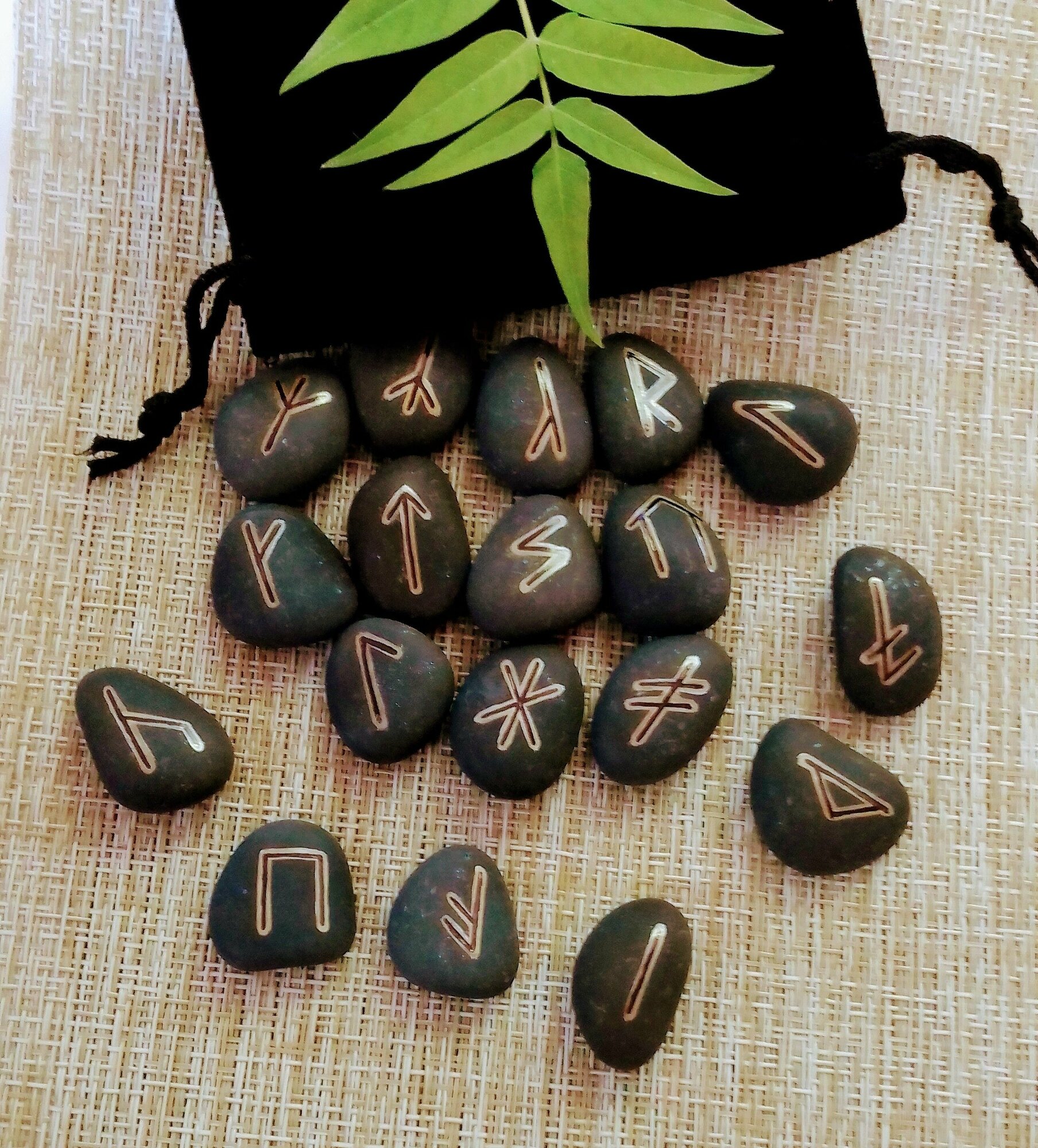 Славянские руны на тёмных камушках 19шт. в мешочке. Ручная работа. Подарок женщине/ мужчине