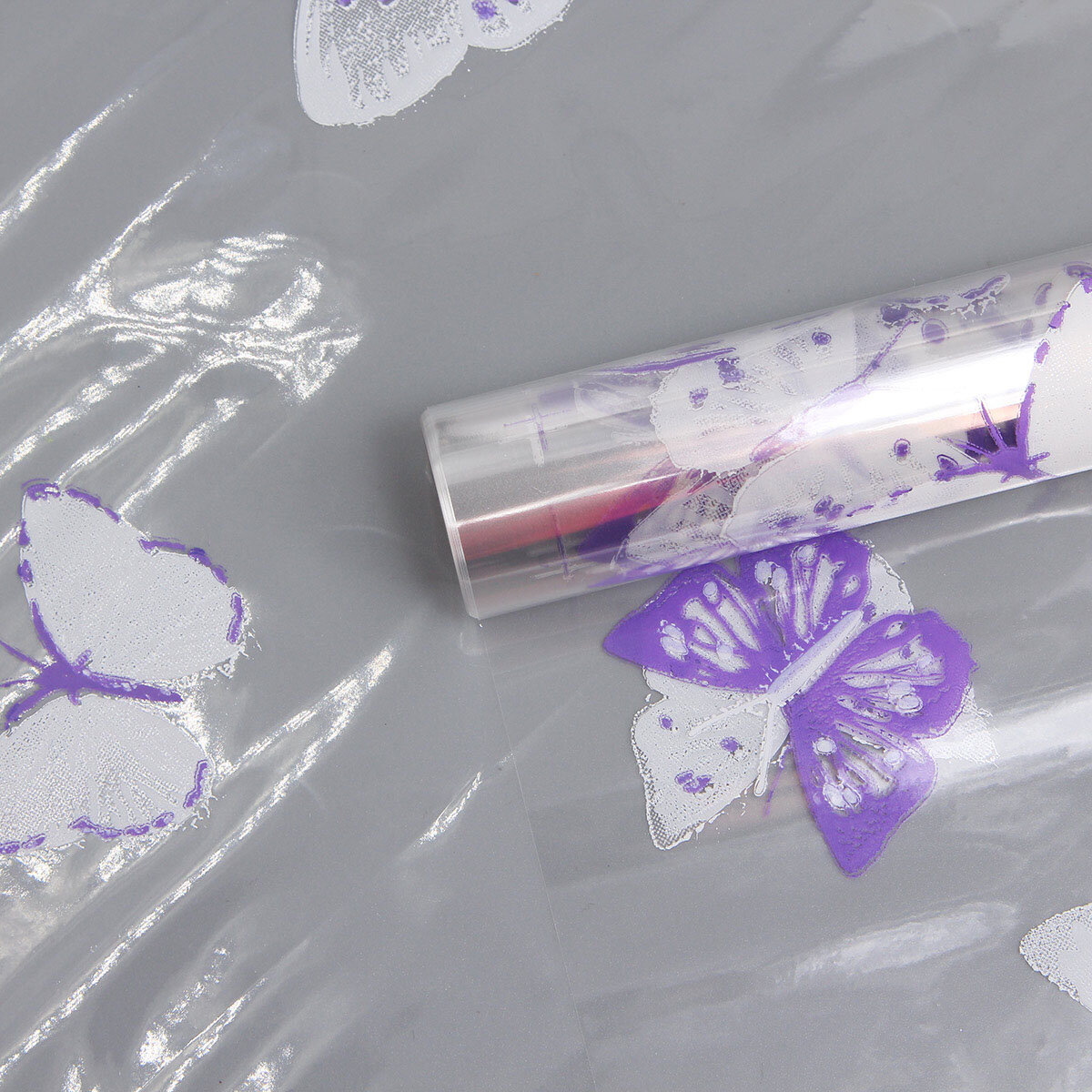 Упаковочная пленка для цветов и подарков прозрачная двухцветная с рисунком Бабочки бело-сиреневая 70см*9,14м +/- 5%