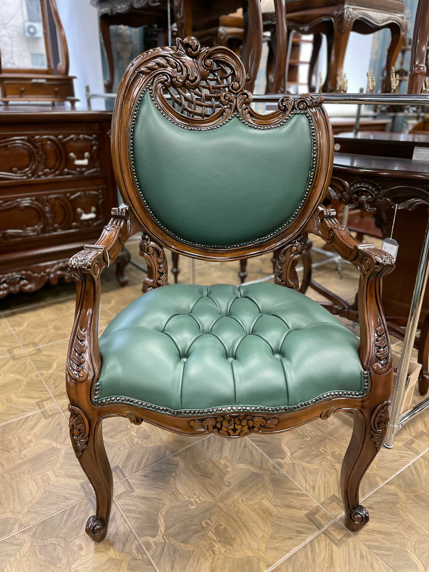 Кресло Индонезия PAC 53R Индонезия (зеленая кожа, массив красного дерева) 109x65x61см